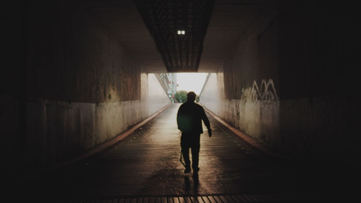 Los mejores 100.000+ vídeos de Man Walking Alone · Banco de Imágenes ...