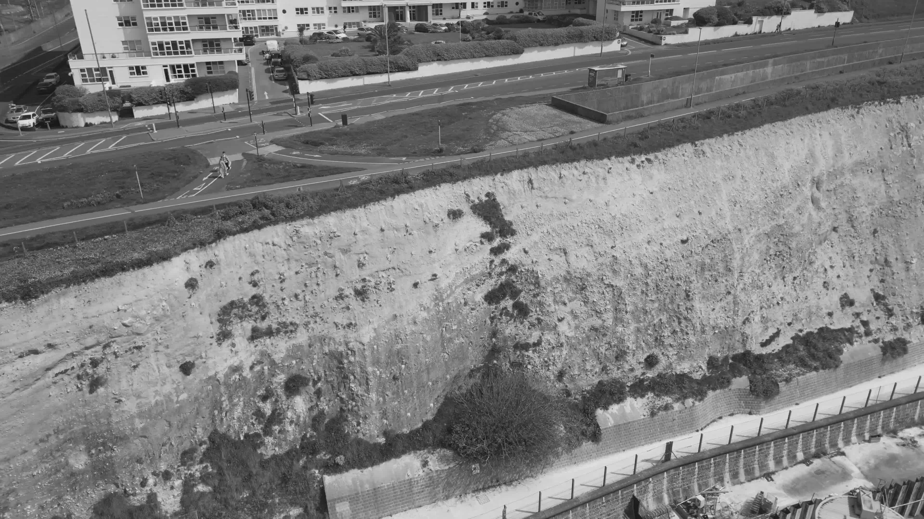 Vista Aérea Del Acantilado Costero Y La Carretera · Vídeo de stock gratuito