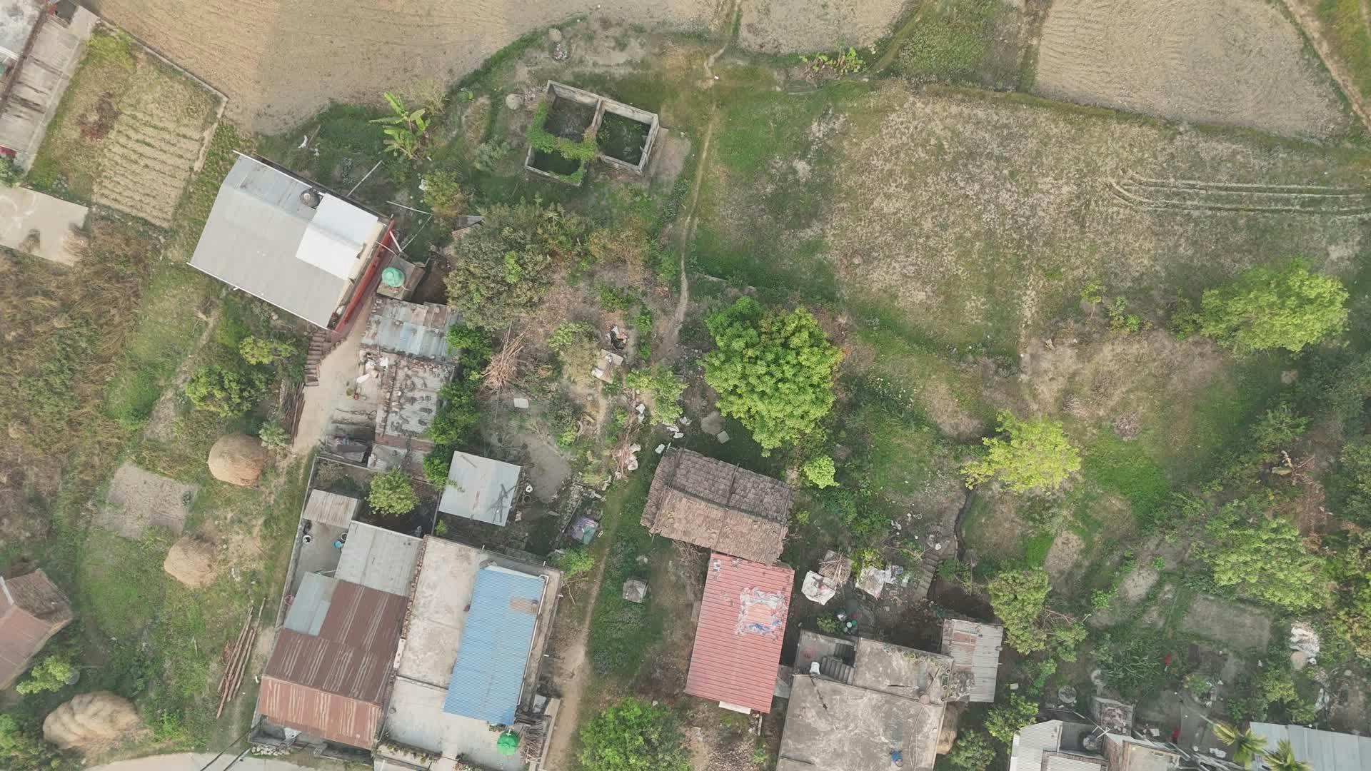 Vista Aérea De Un Pueblo Rural Con Tierras De Cultivo · Vídeo de stock ...
