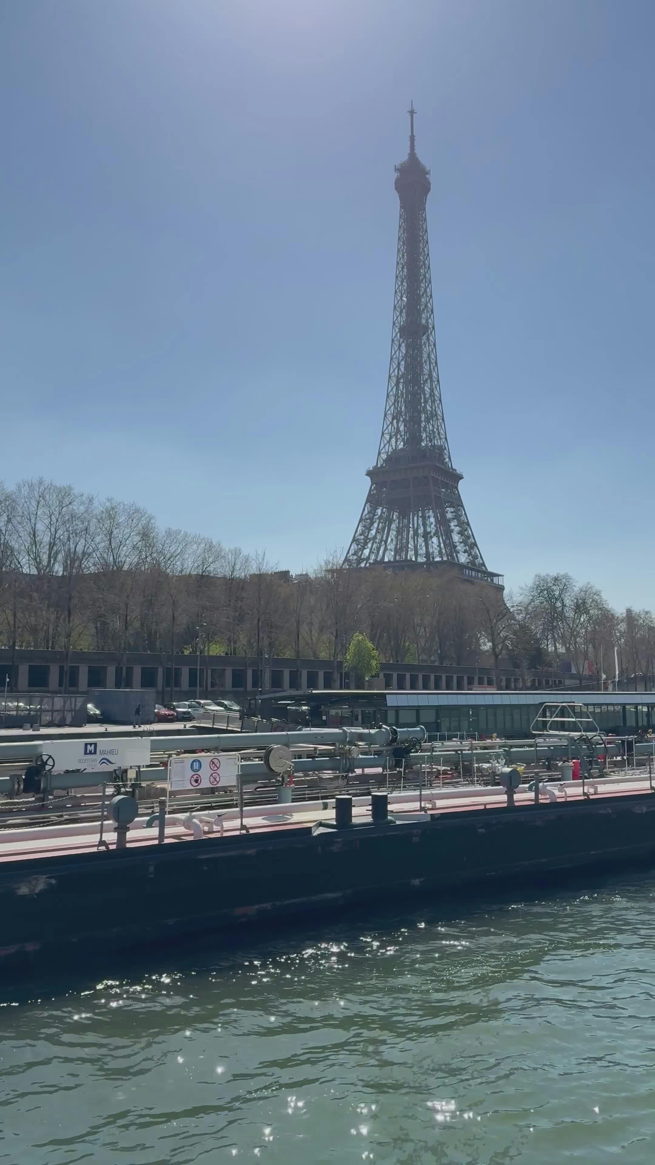 Vista De La Torre Eiffel Y El Río Sena En París · Vídeo de stock gratuito