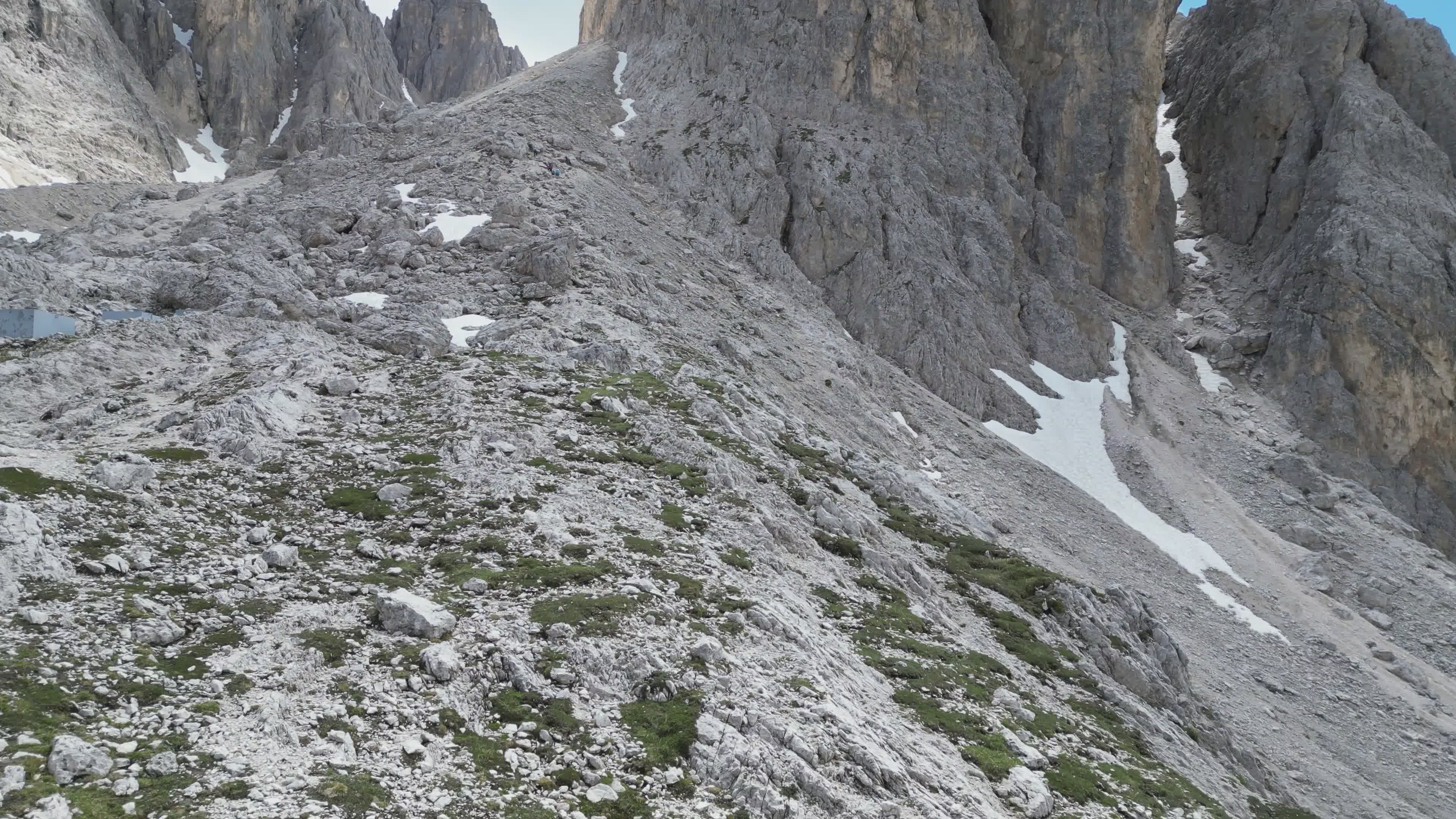 Majestuosa Vista Aérea De Una Escarpada Cordillera · Vídeo de stock ...