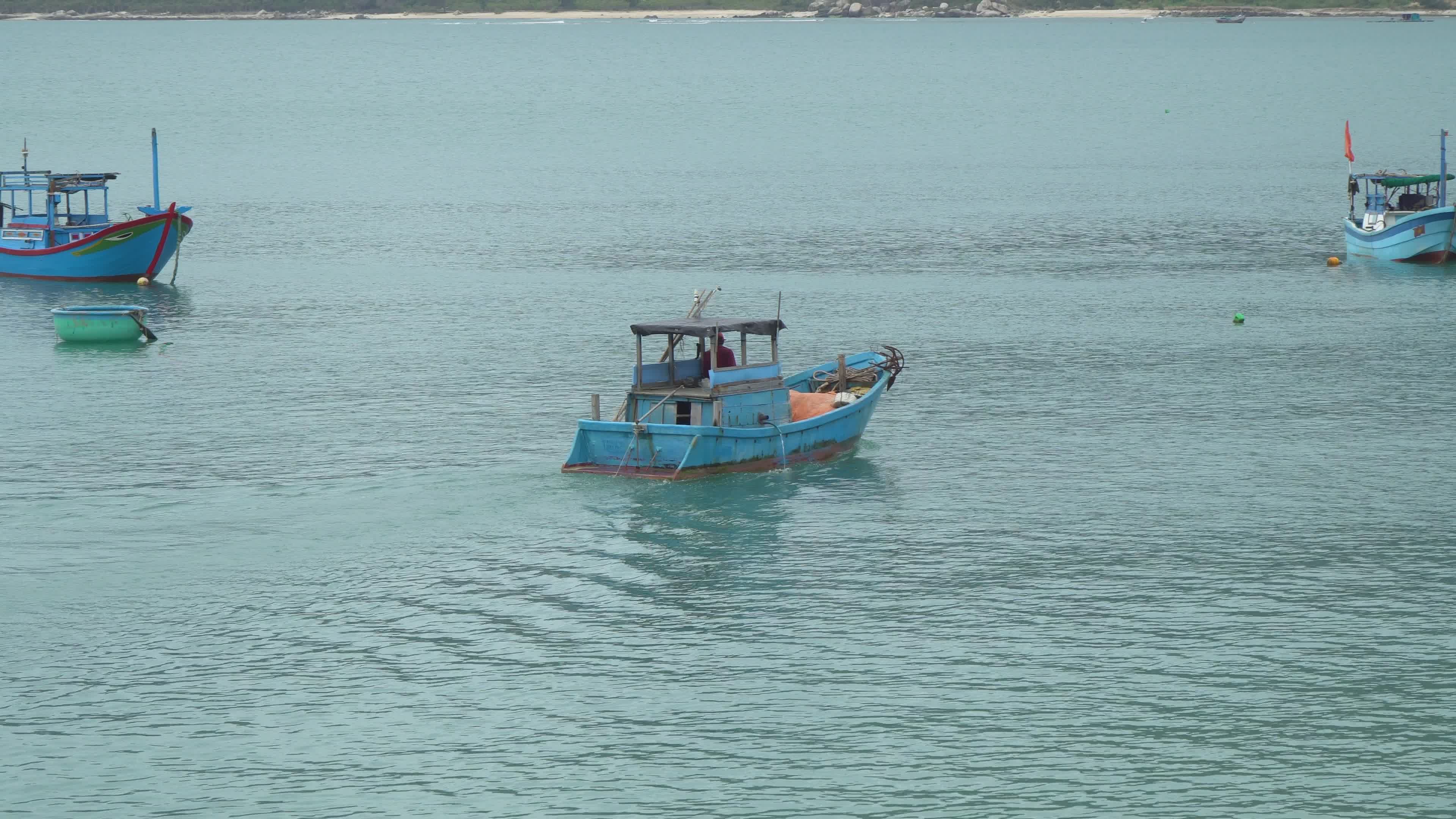 Perahu Nelayan Biru Yang Tenang Di Laut Yang Tenang · Video Stok Gratis