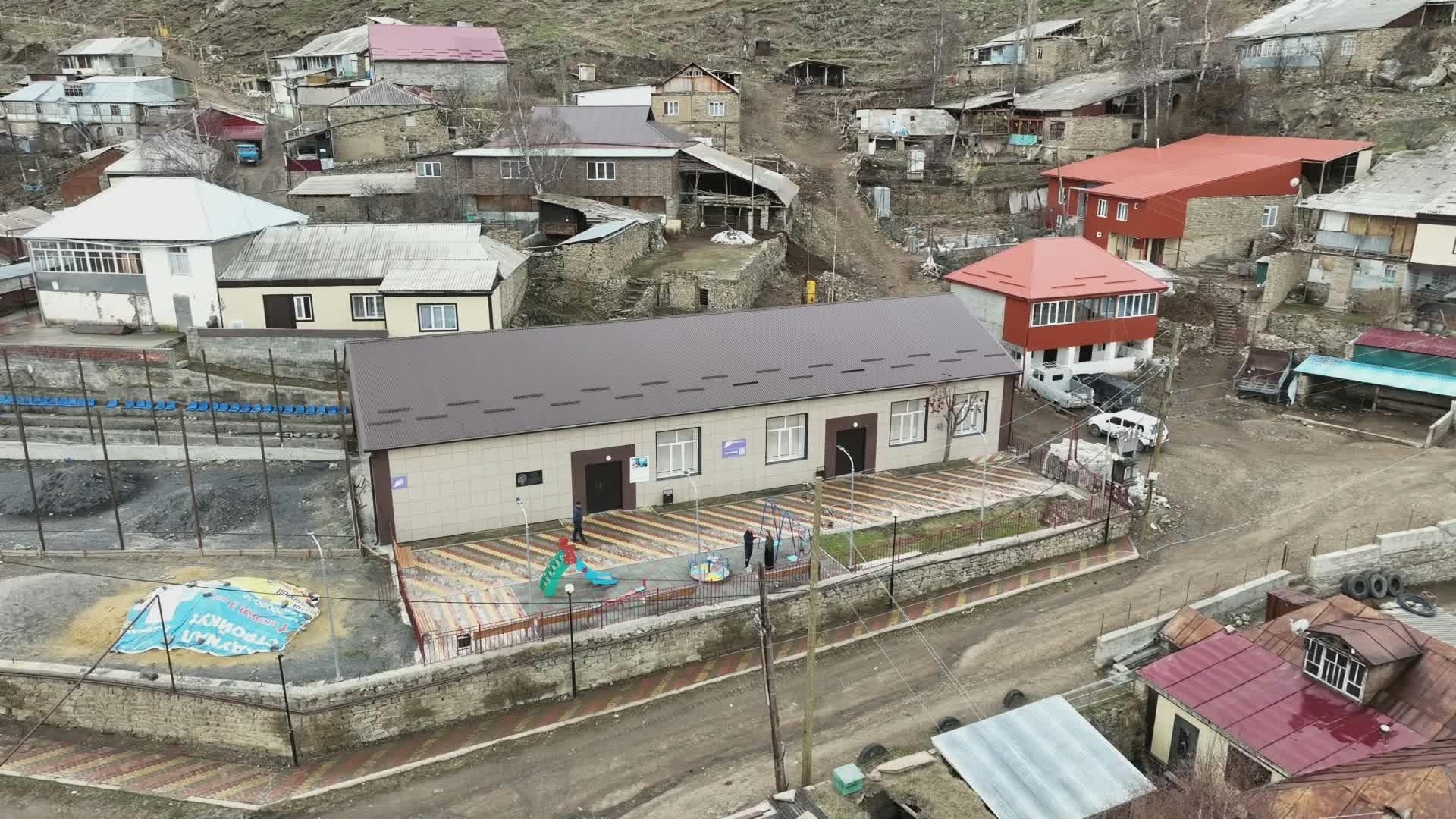 Vista Aérea De La Arquitectura De Un Pueblo Rural · Vídeo de stock gratuito