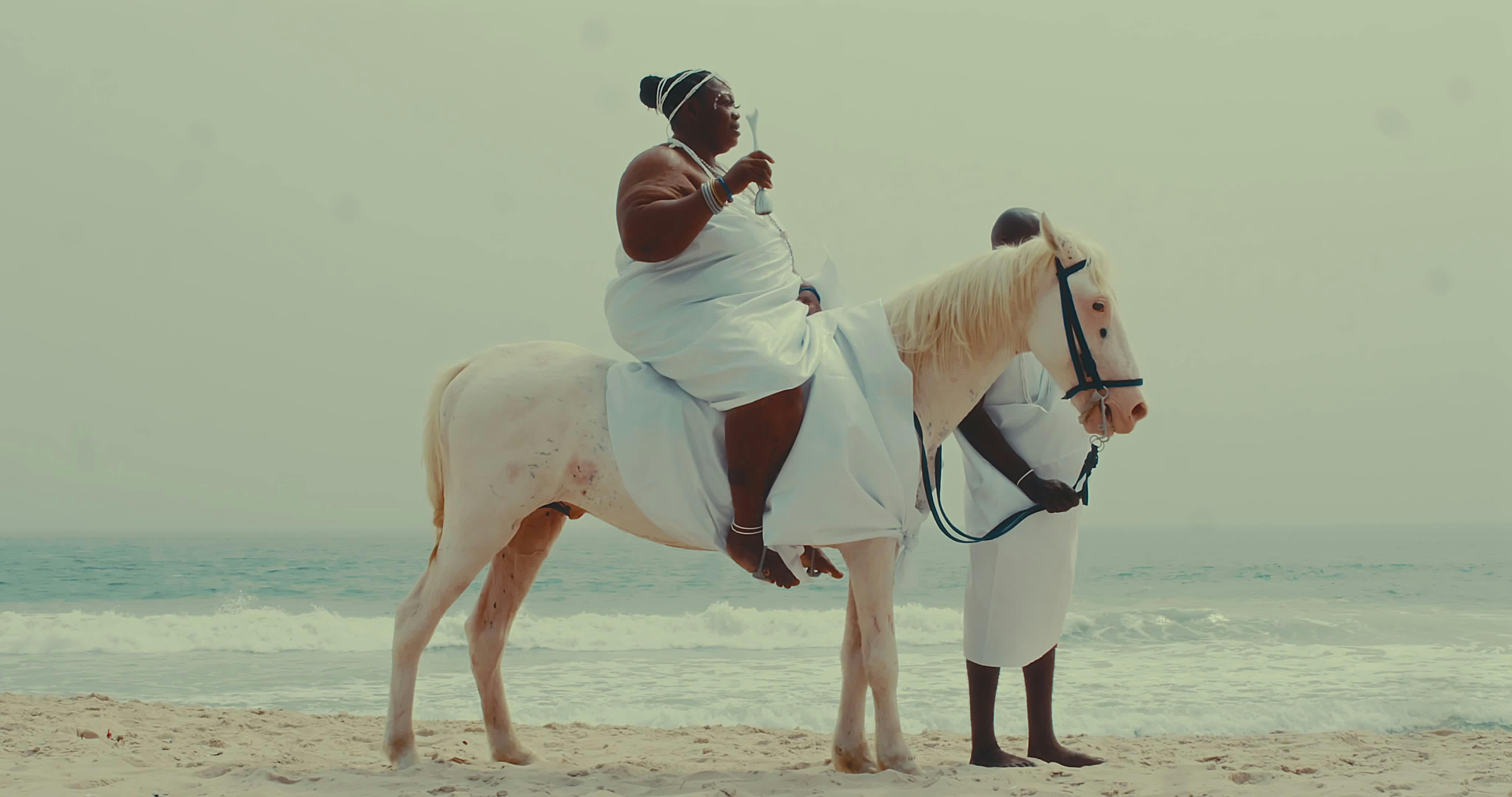 Femme Chevauchant Un Cheval Blanc Sur La Plage De Lagos · Vidéo gratuite