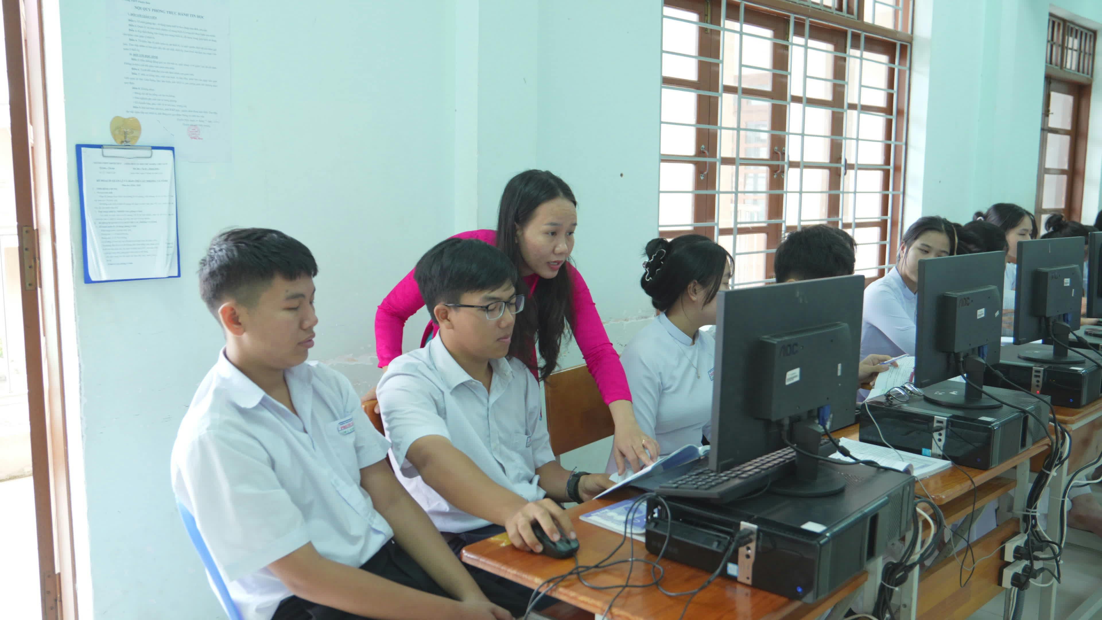 Teacher guiding students in computer lab Free Stock Video Footage, Royalty-Free 4K & HD Video Clip