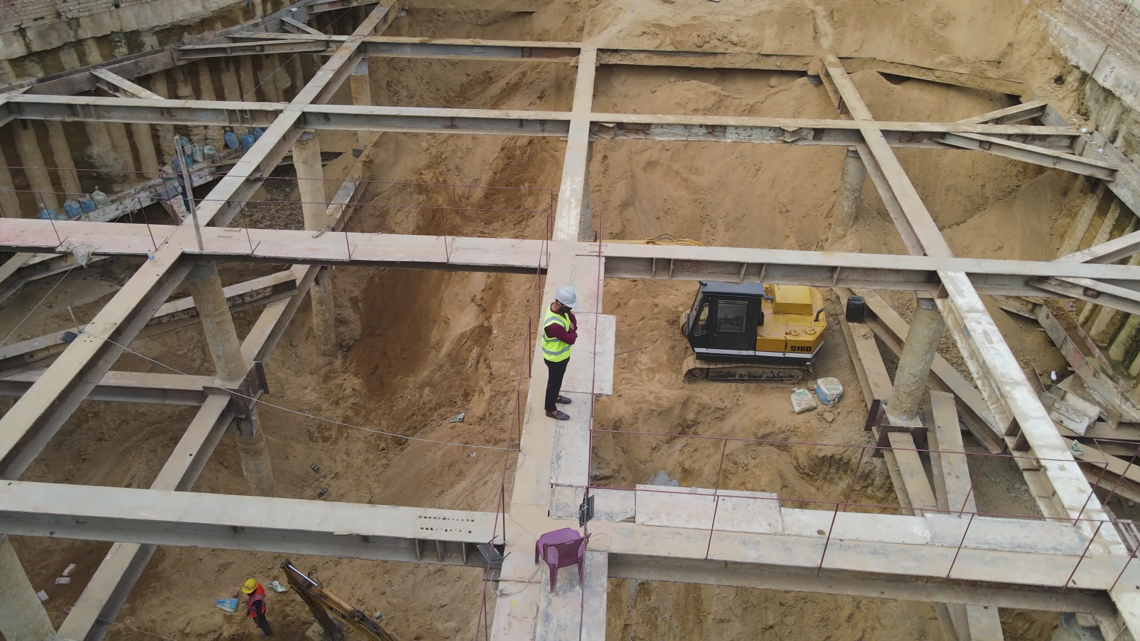 Descripción General Del Sitio De Construcción: Trabajadores Y ...