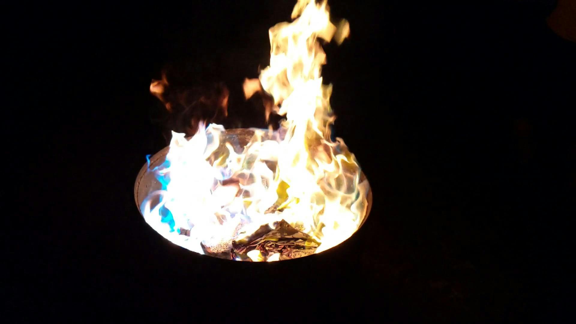 Quema De Material De Desecho En Un Tambor De Metal En La Oscuridad De ...