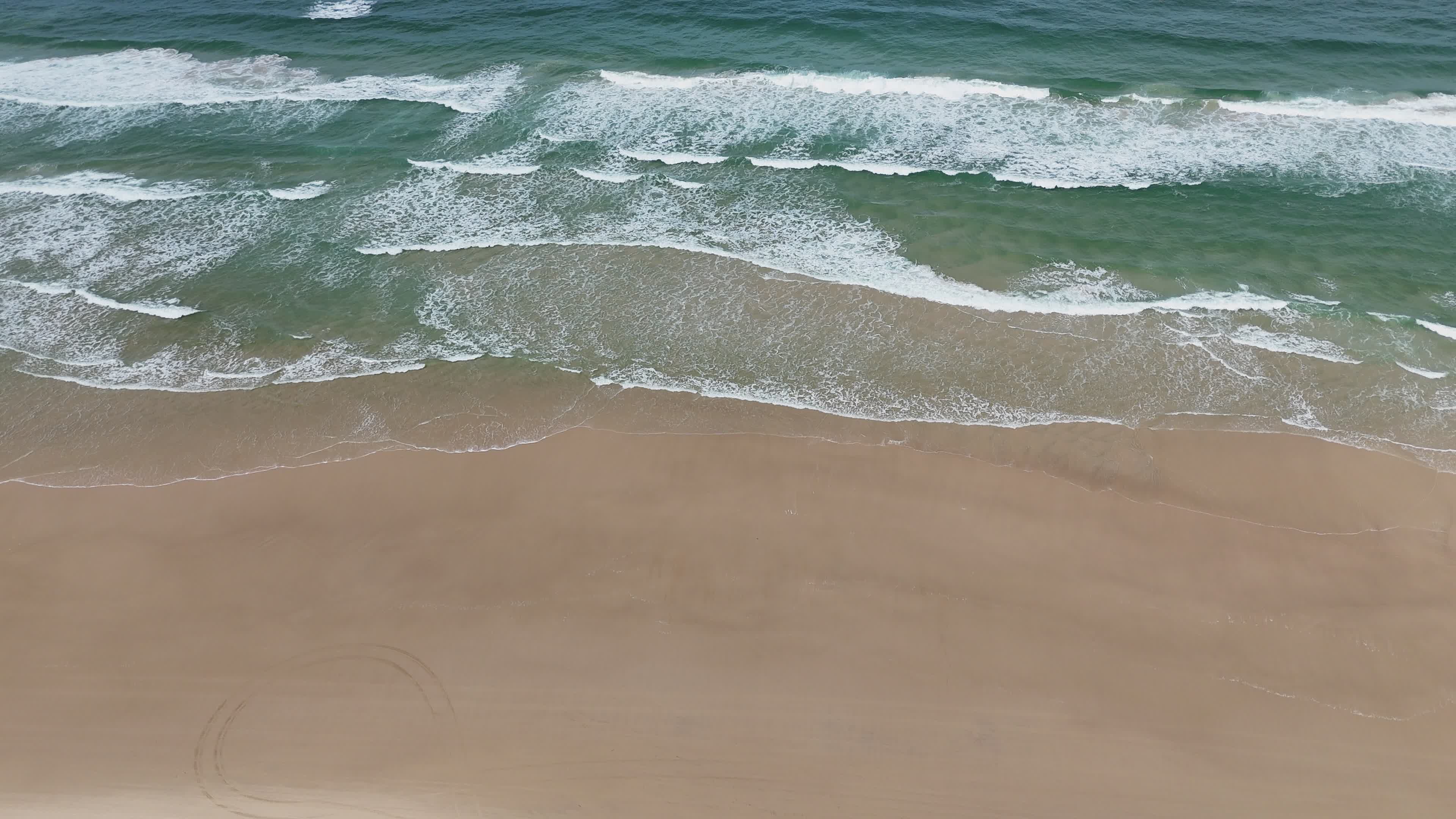 Vista Aérea De Las Tranquilas Olas Del Océano En Una Playa De Arena ...