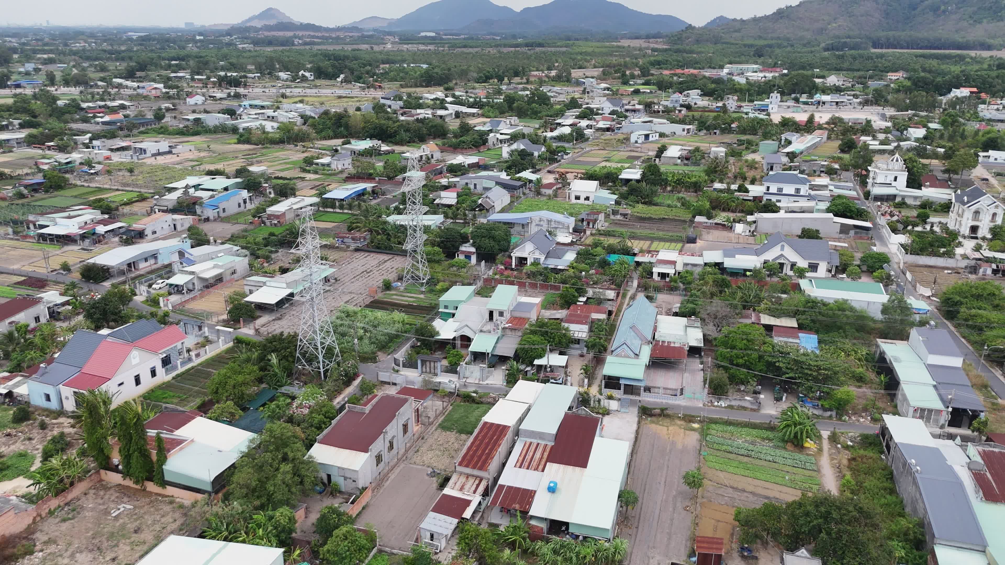 Vista Aérea De Una Ciudad Suburbana Con Montañas · Vídeo de stock gratuito