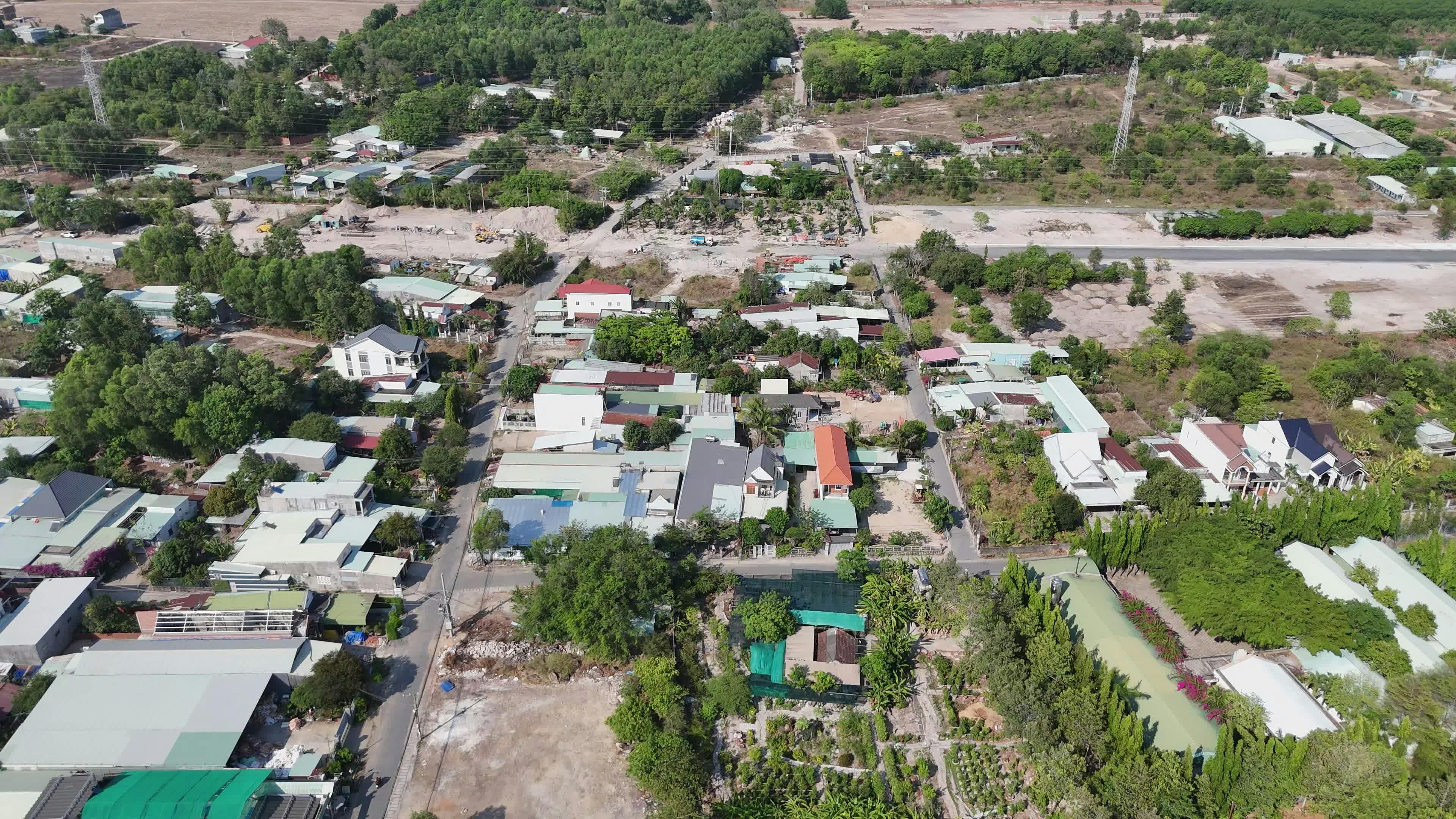 Vista Aérea De Un Pueblo Rural Y Su Paisaje · Vídeo de stock gratuito