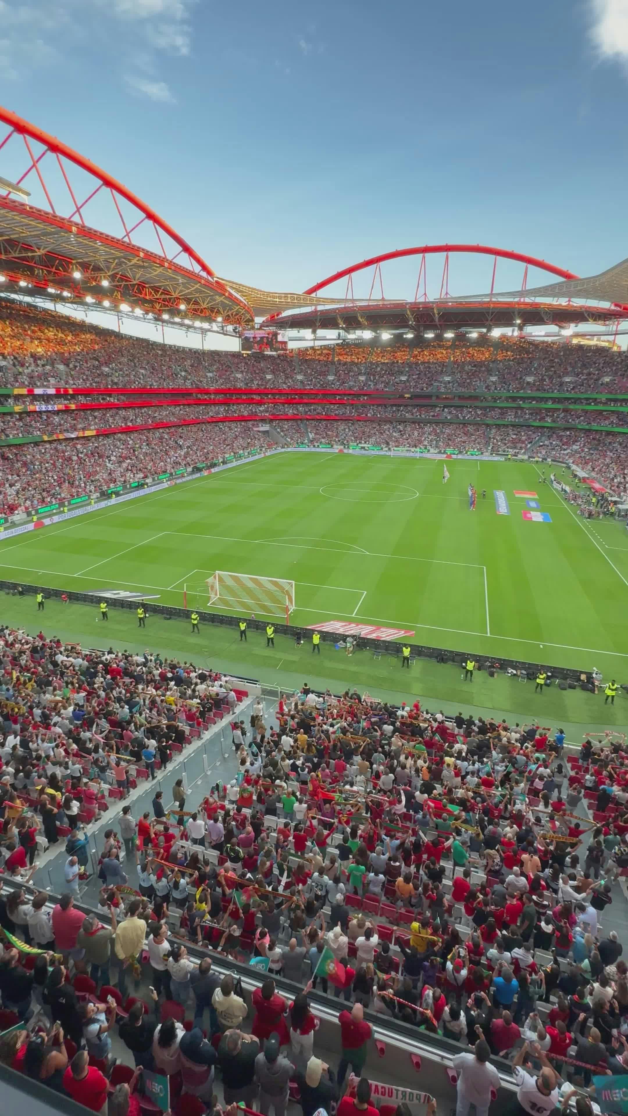 Partido De Fútbol Vibrante En Un Estadio Repleto · Vídeo de stock gratuito