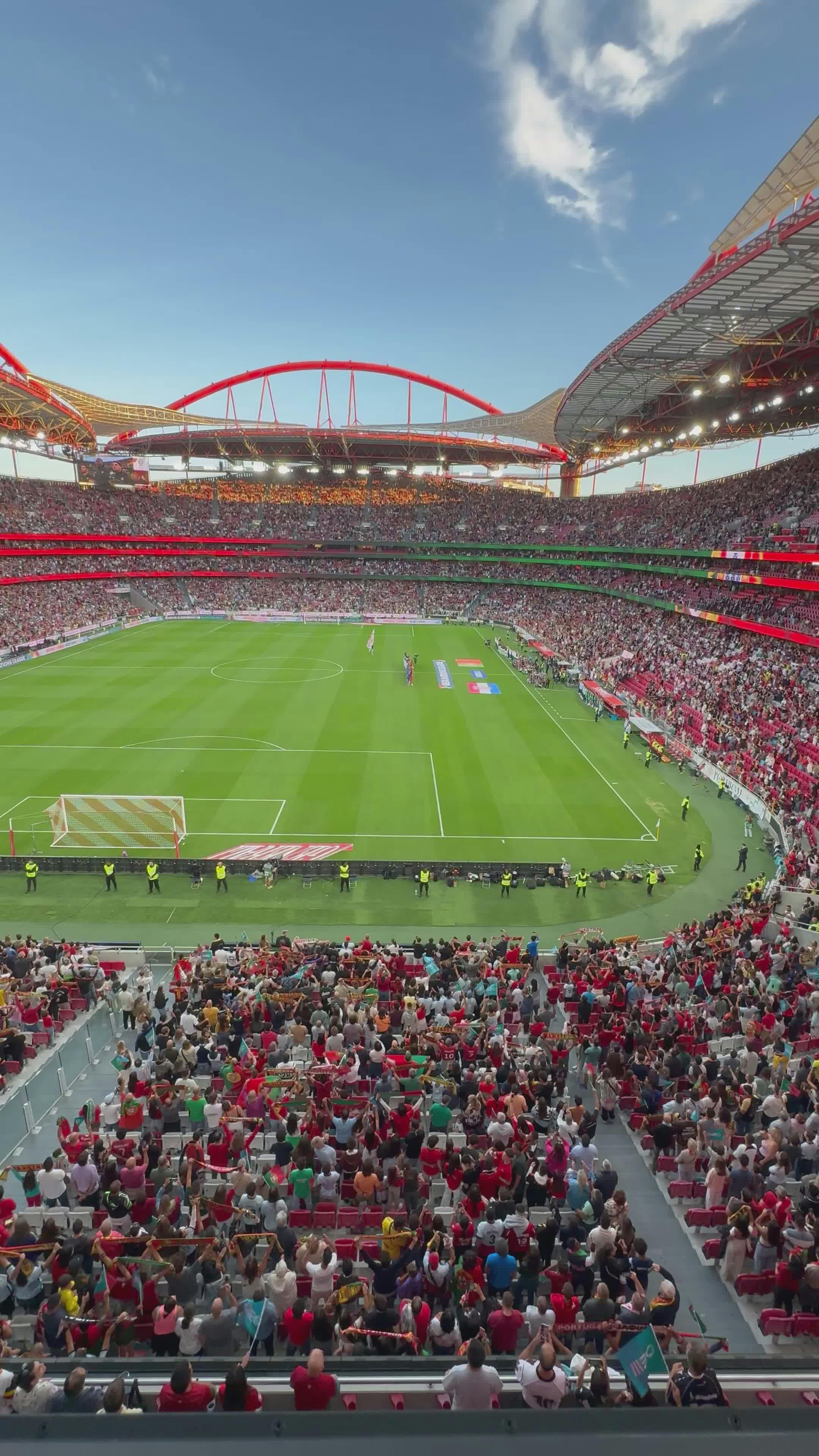 Partido De Fútbol Vibrante En Un Estadio Repleto · Vídeo de stock gratuito