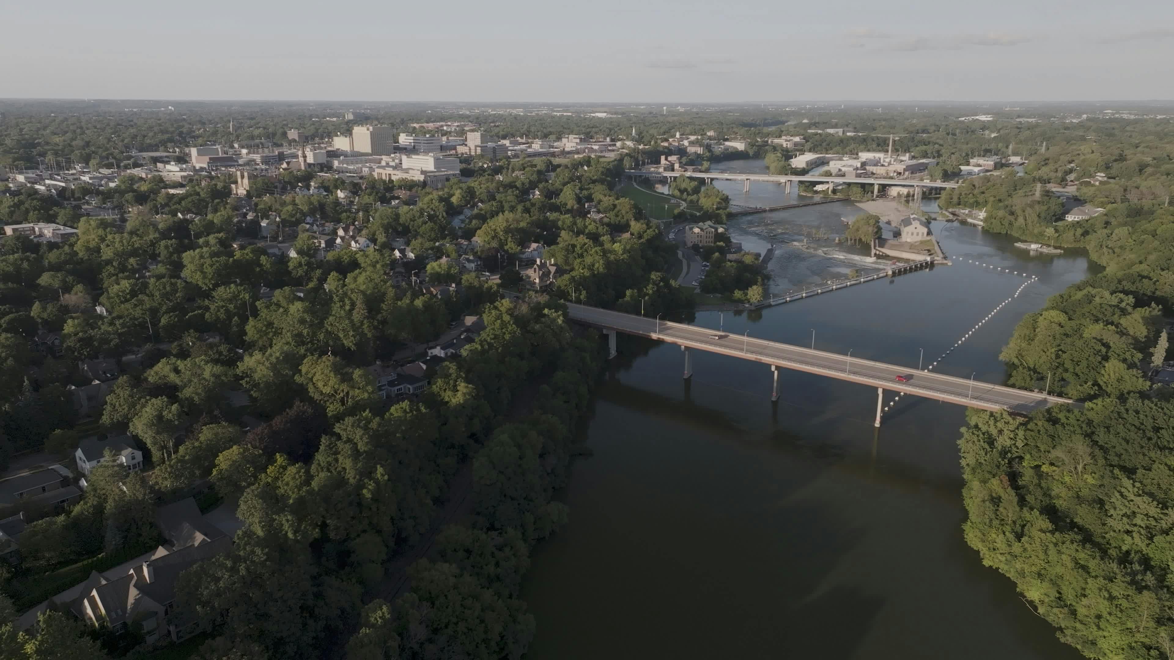 Imágenes De Dron Del Río Fox En Appleton, Wisconsin · Vídeo de stock ...