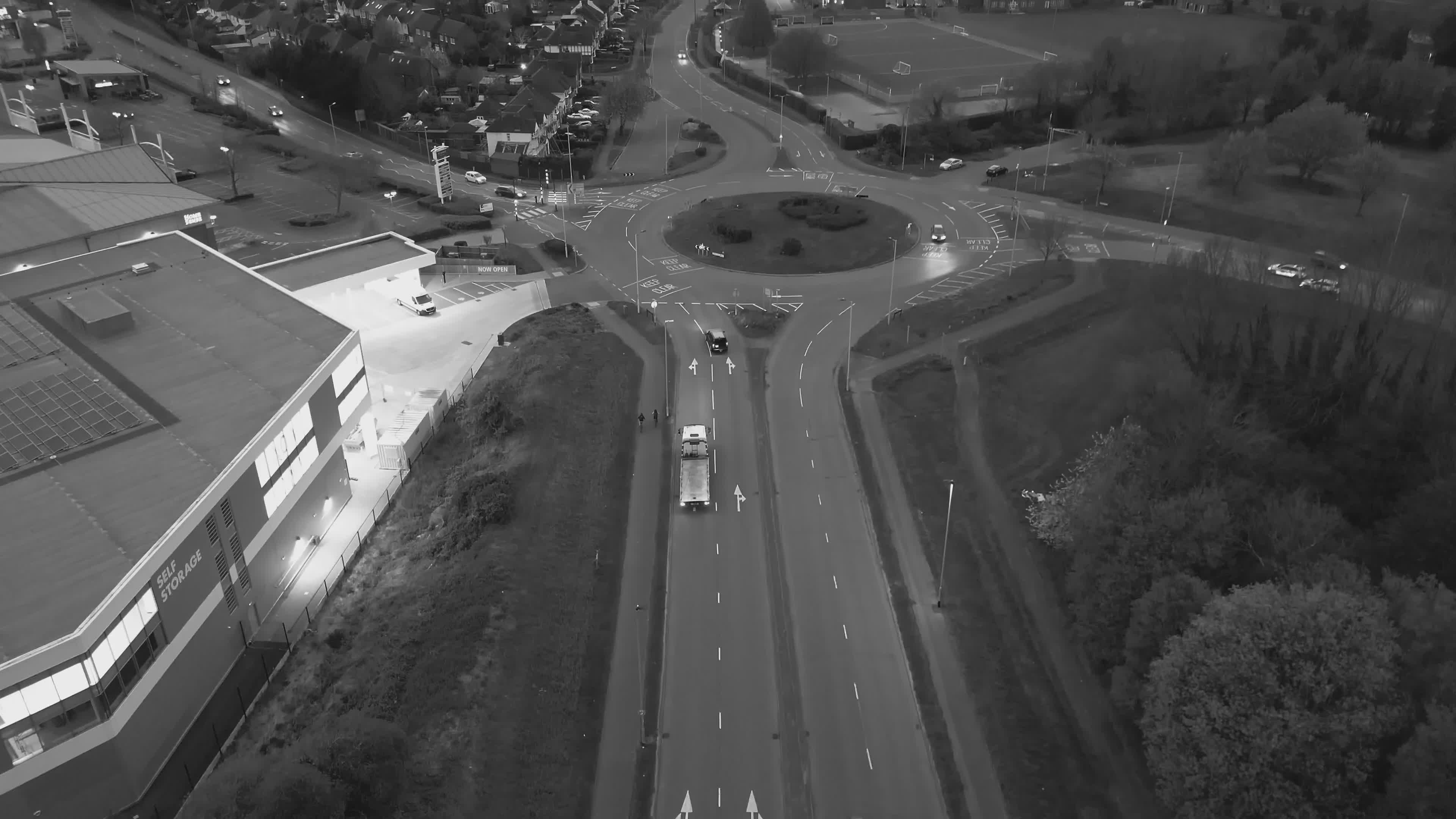 Vista Aérea De Una Rotonda Urbana Concurrida Al Anochecer · Vídeo de ...