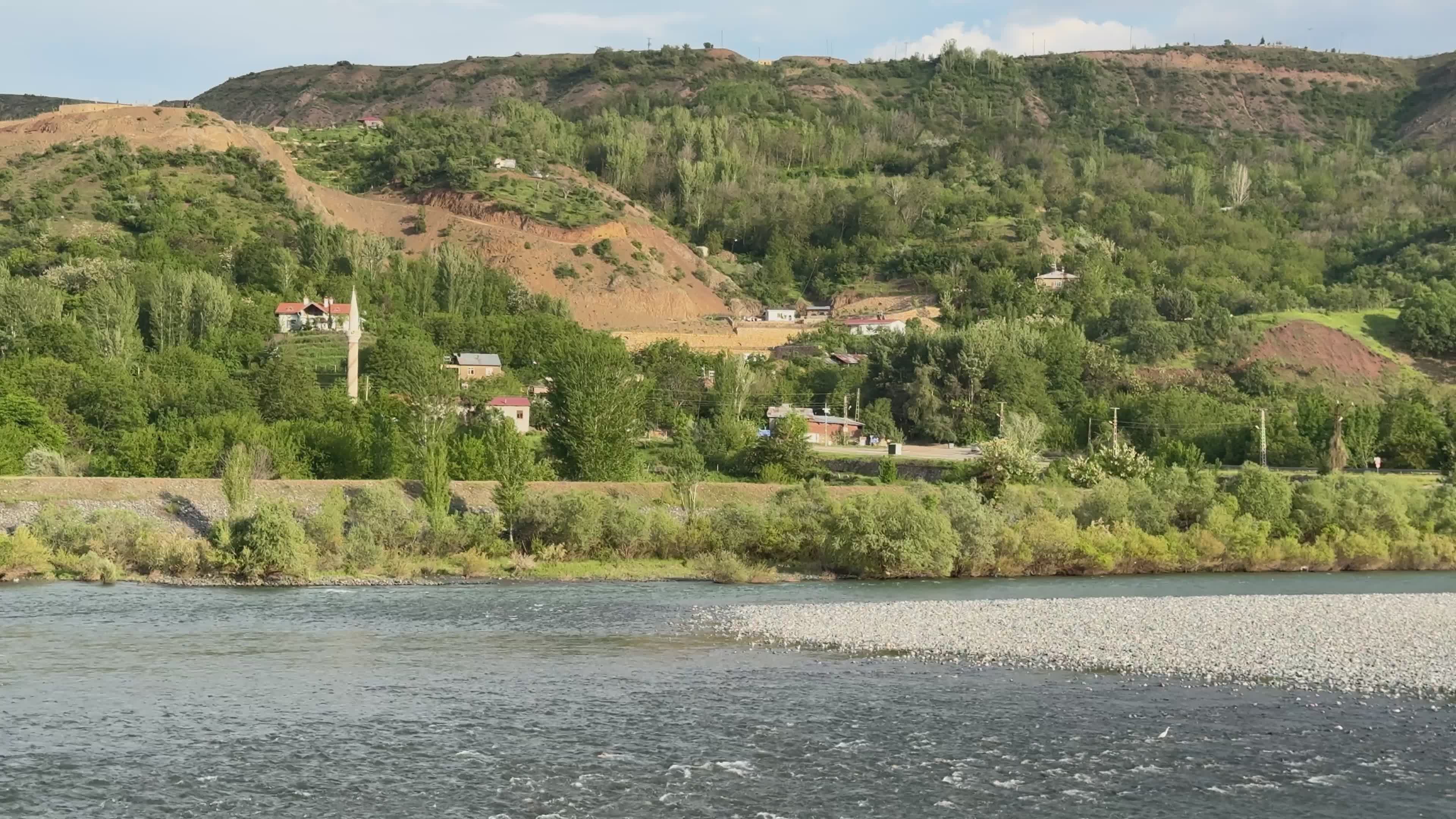 Paisaje Escénico De Río Con Exuberantes Colinas Verdes · Vídeo de stock ...