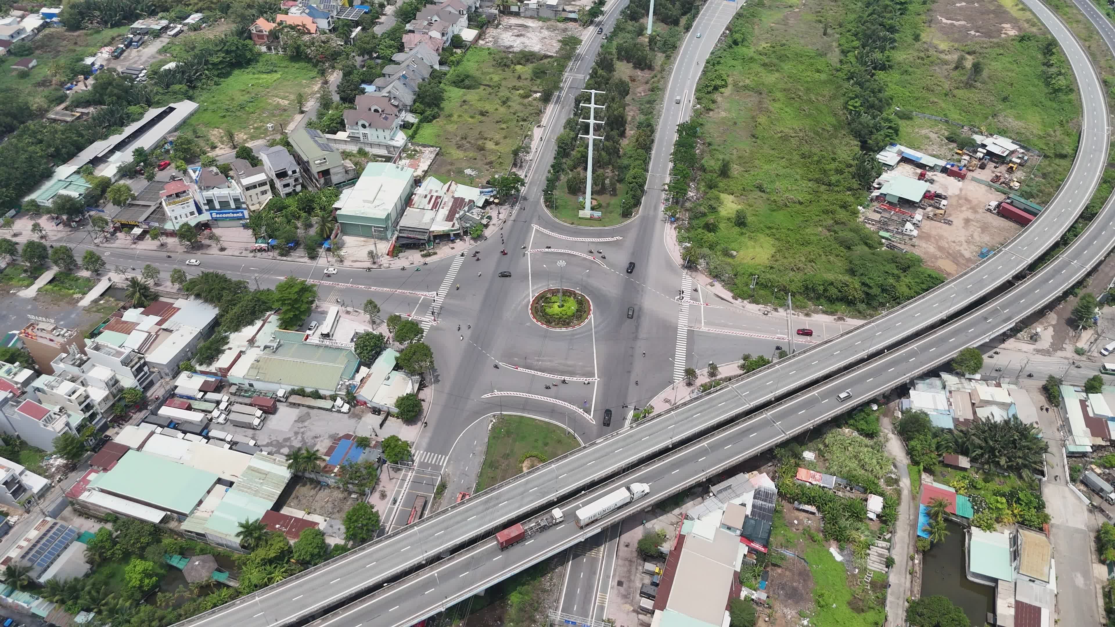Vista Aérea De La Autopista Y La Rotonda En La Ciudad · Vídeo de stock ...