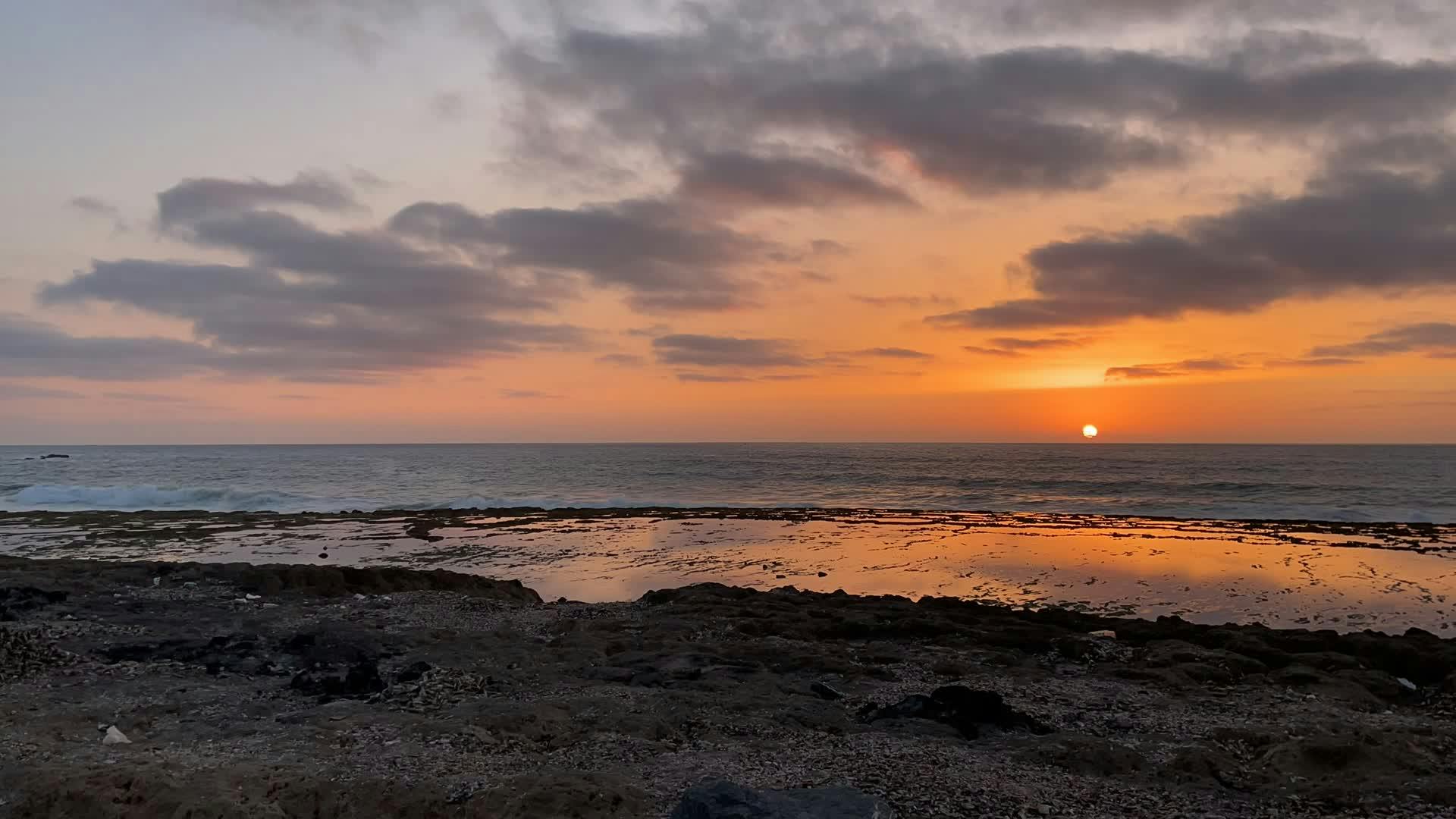 Impresionante Puesta De Sol En La Costa De Rabat, Marruecos · Vídeo de ...
