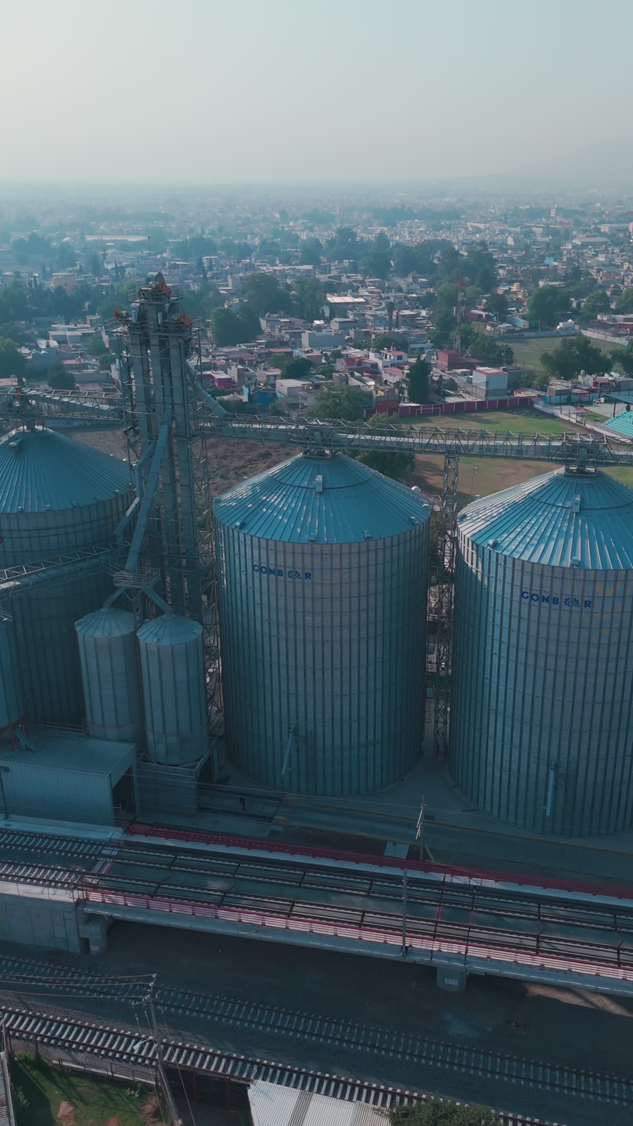 Vista Aérea De Silos Industriales En Un Entorno Urbano · Vídeo de stock ...