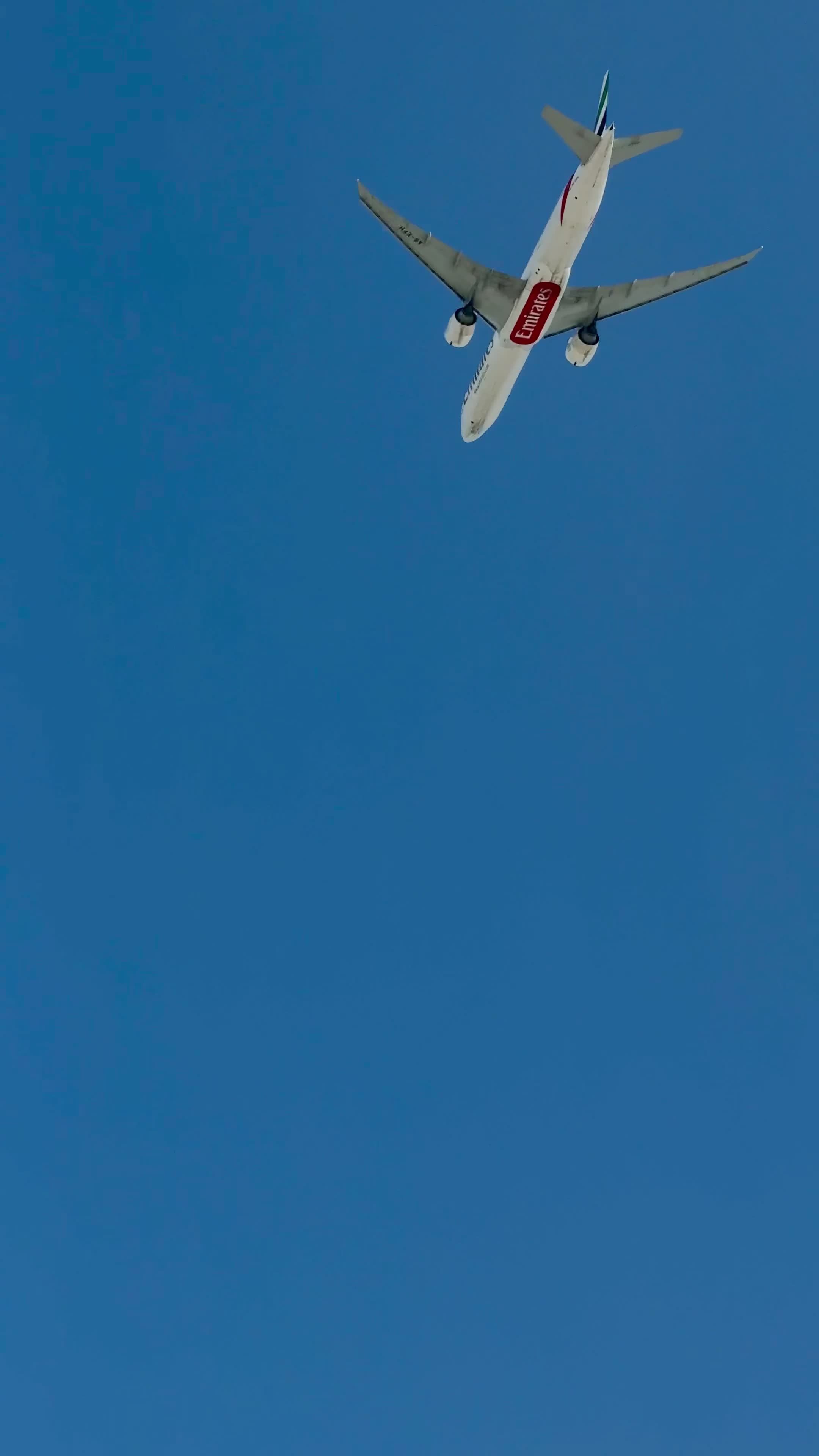 Vista Aérea De Un Avión De Pasajeros En Un Cielo Azul Claro · Vídeo de ...