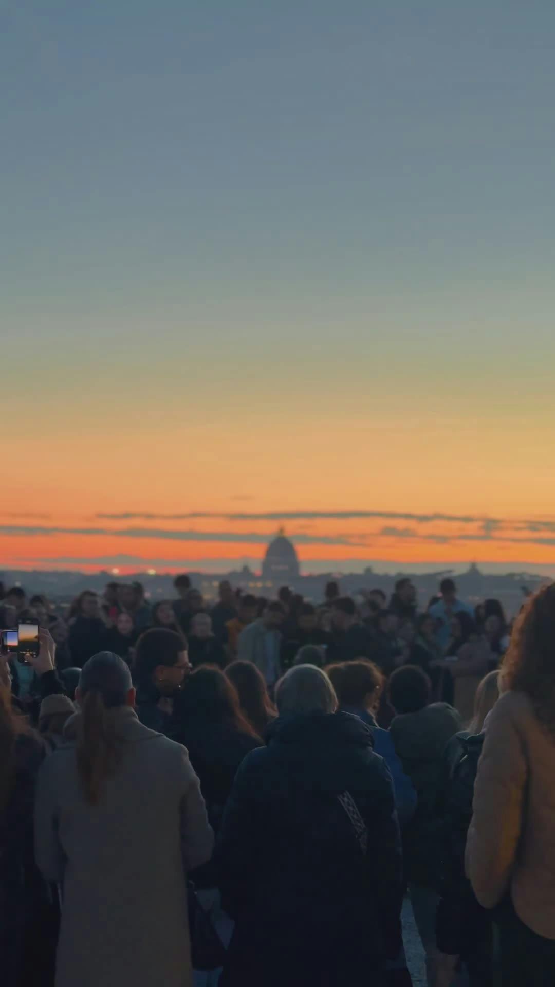 Multidão Observando O Pôr Do Sol Em Paris Com Vista Para A Sacré Cœur ...
