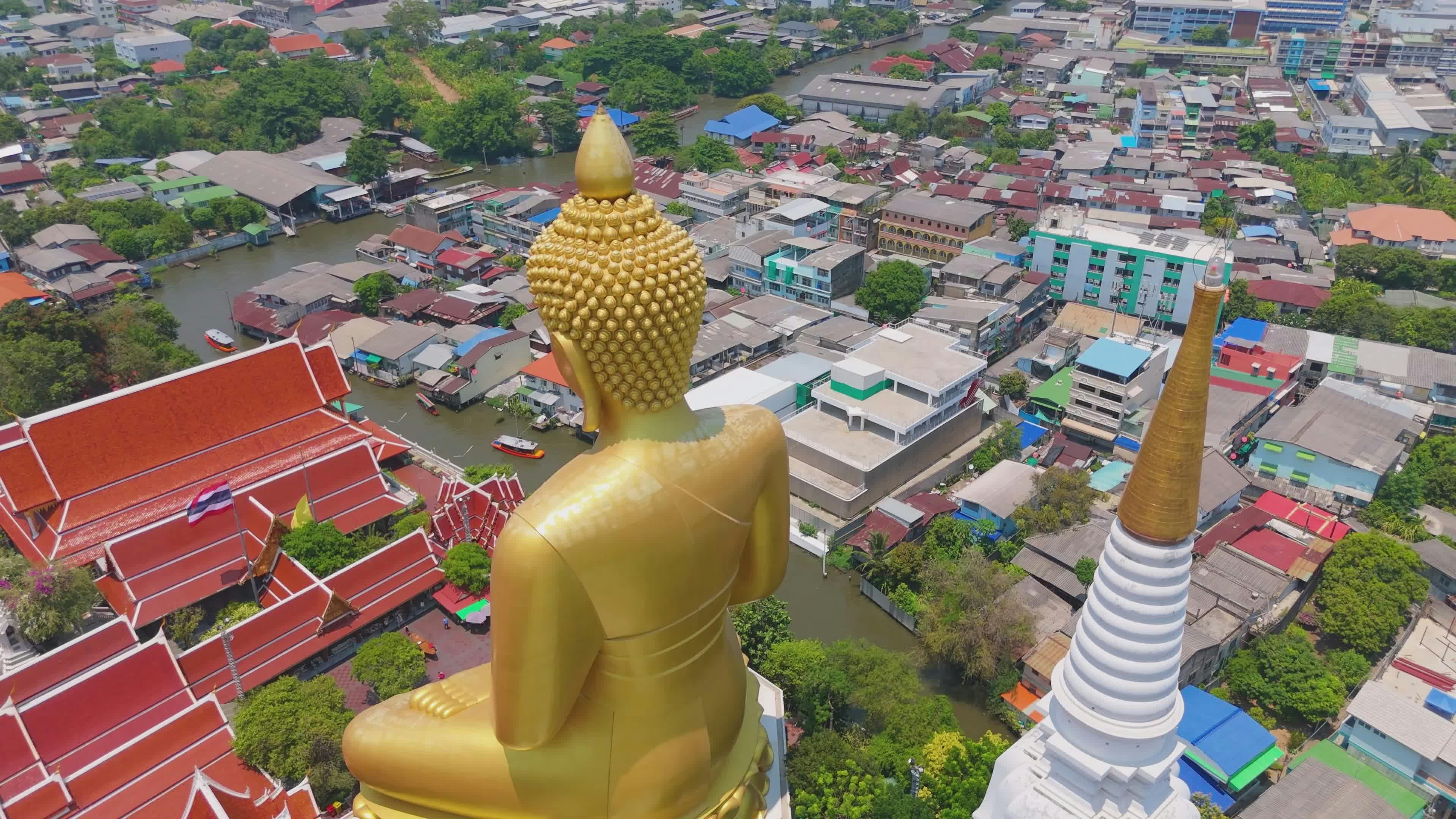 Vista Aérea Del Buda Dorado En Bangkok · Vídeo de stock gratuito