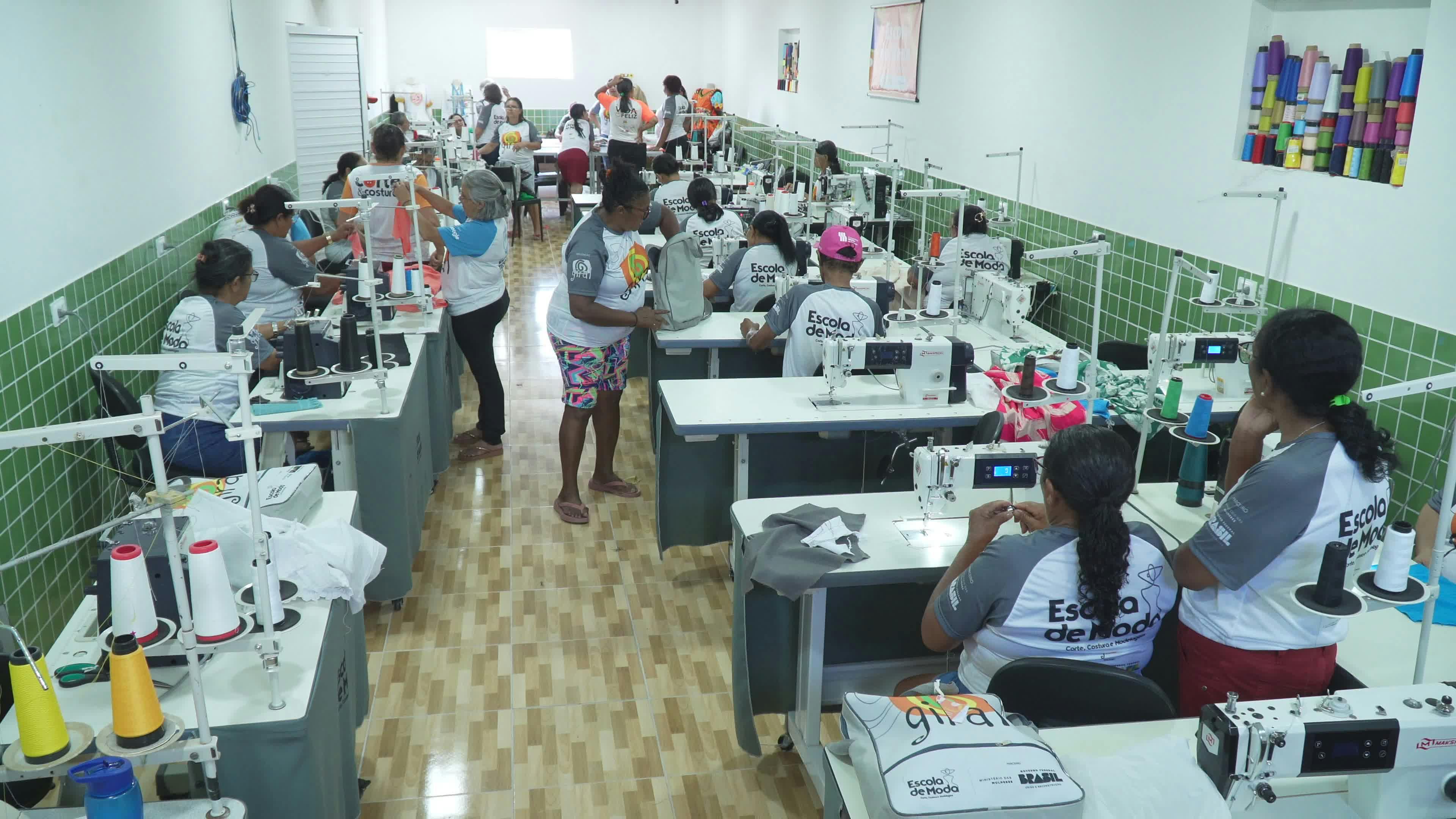 Aula De Costura Da Escola De Moda Com Alunos · Vídeo profissional gratuito