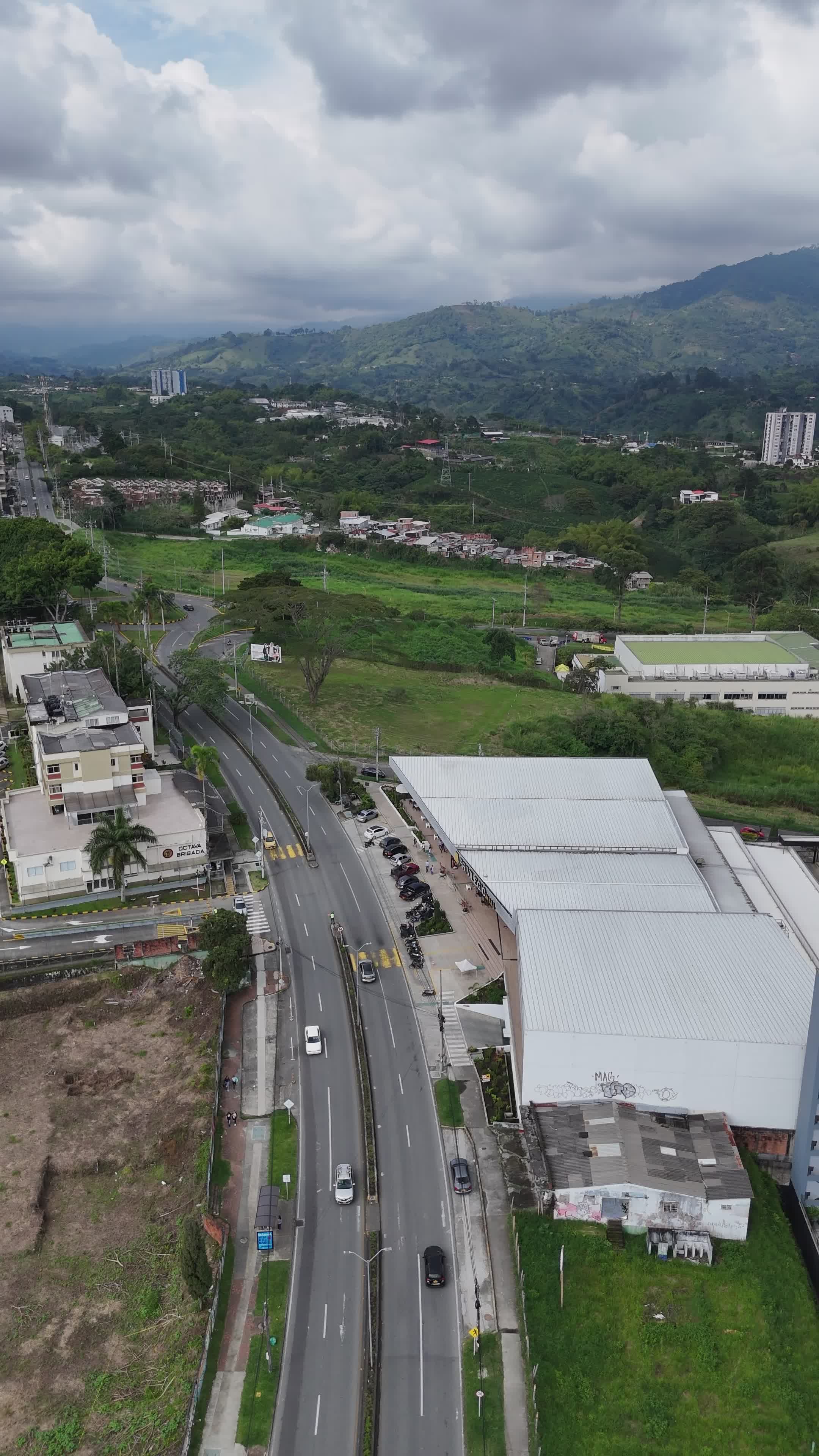 Vista Aérea Con Dron Del Paisaje De La Ciudad Del Quindío · Vídeo de ...