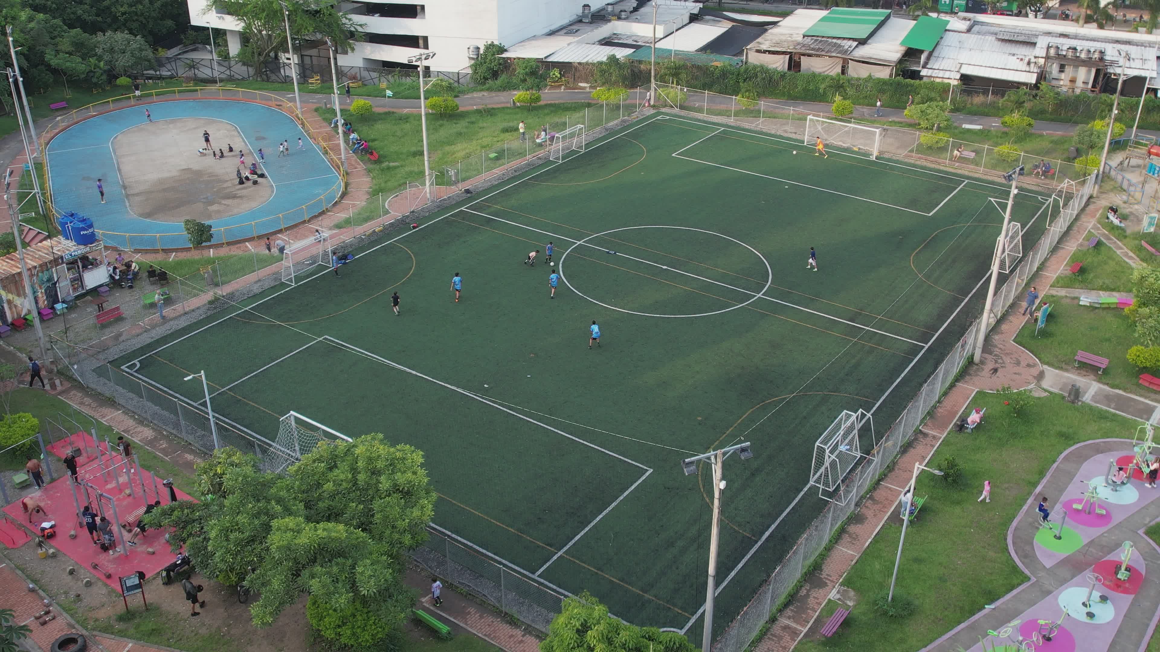 Vista Aérea De Un Partido De Fútbol Juvenil En Un Parque Urbano · Vídeo ...