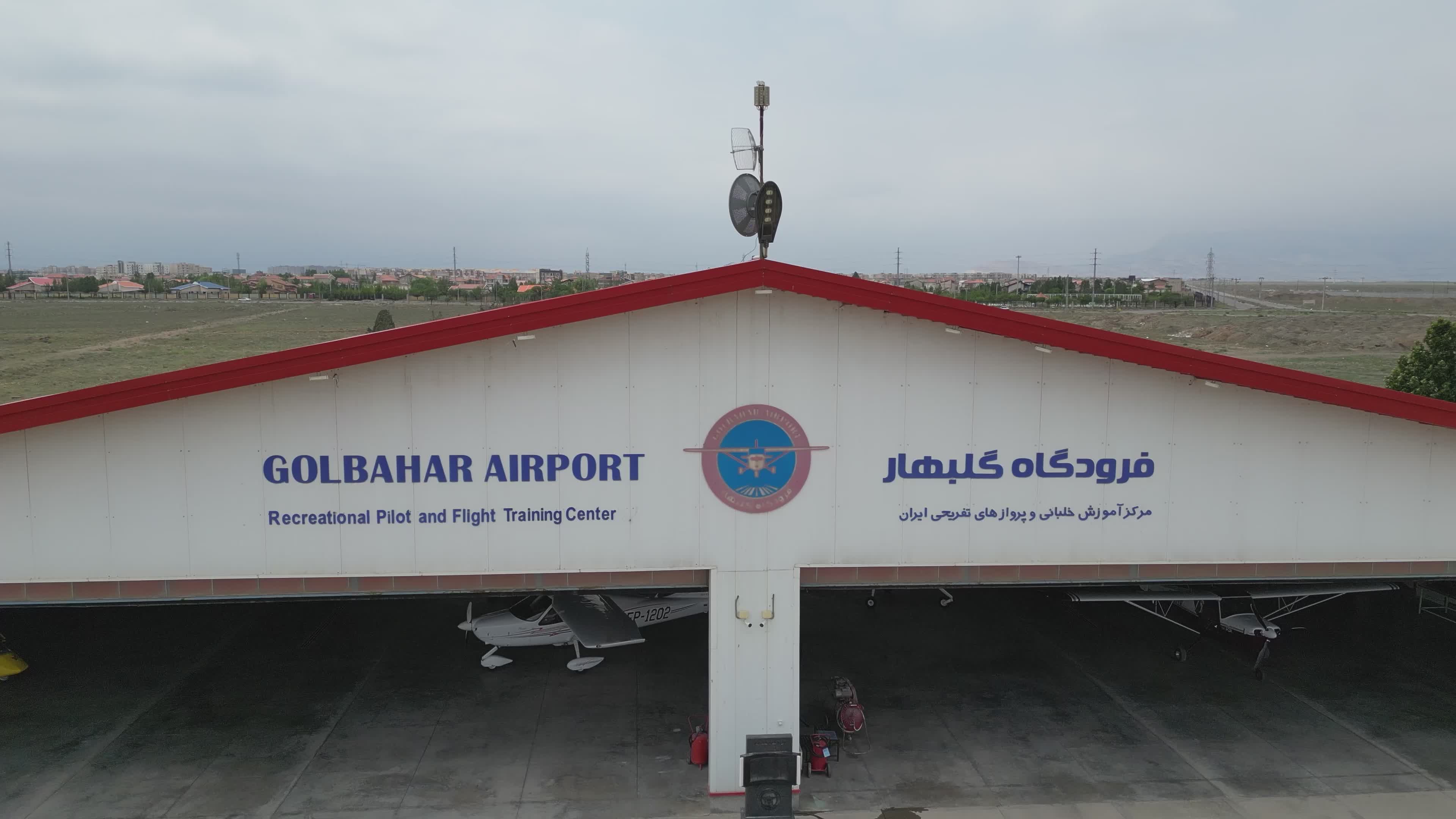 Vista Aérea Del Hangar Del Aeropuerto De Golbahar · Vídeo de stock gratuito