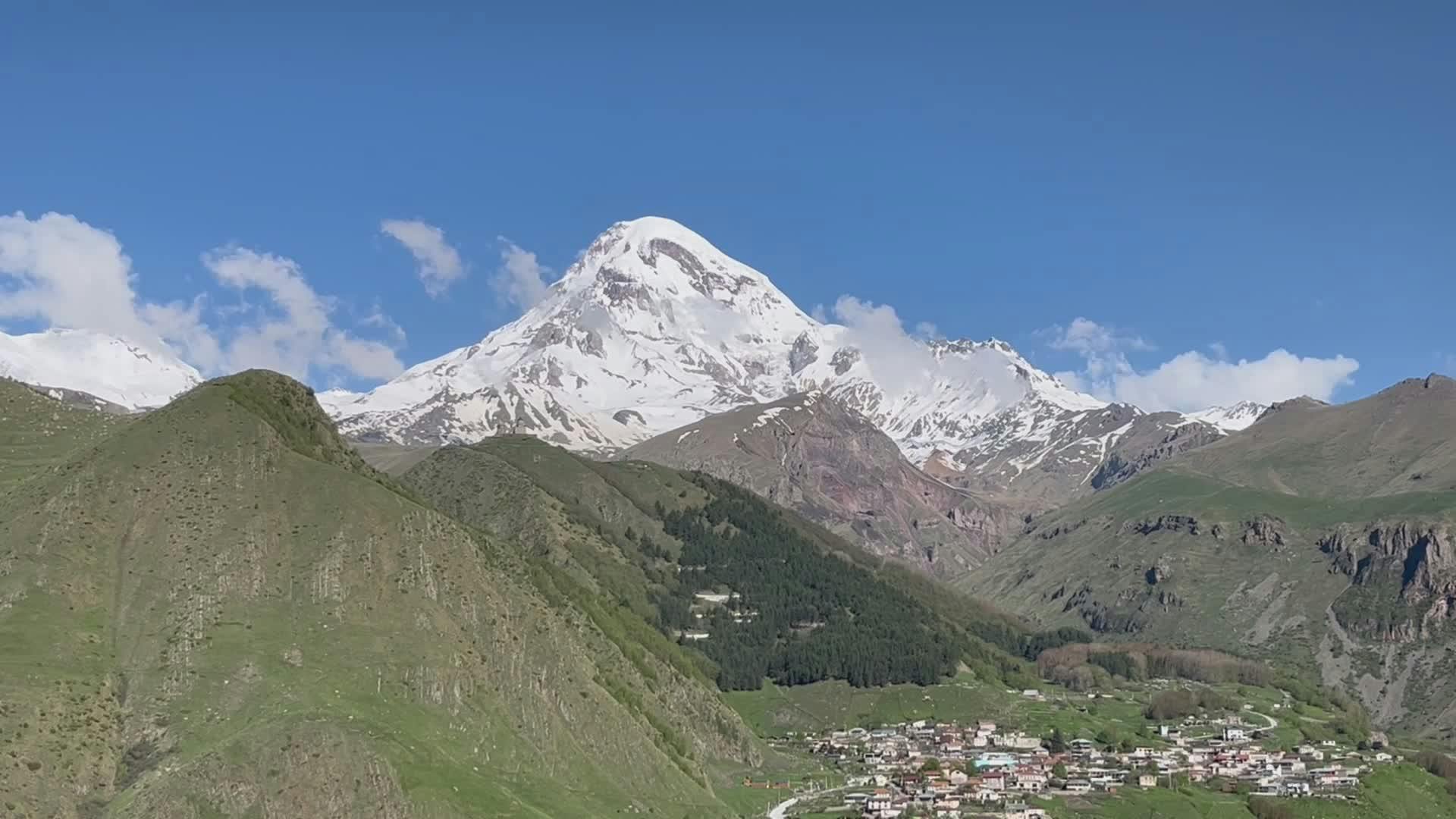 Vista Serena Del Monte Kazbek Y El Pueblo · Vídeo de stock gratuito