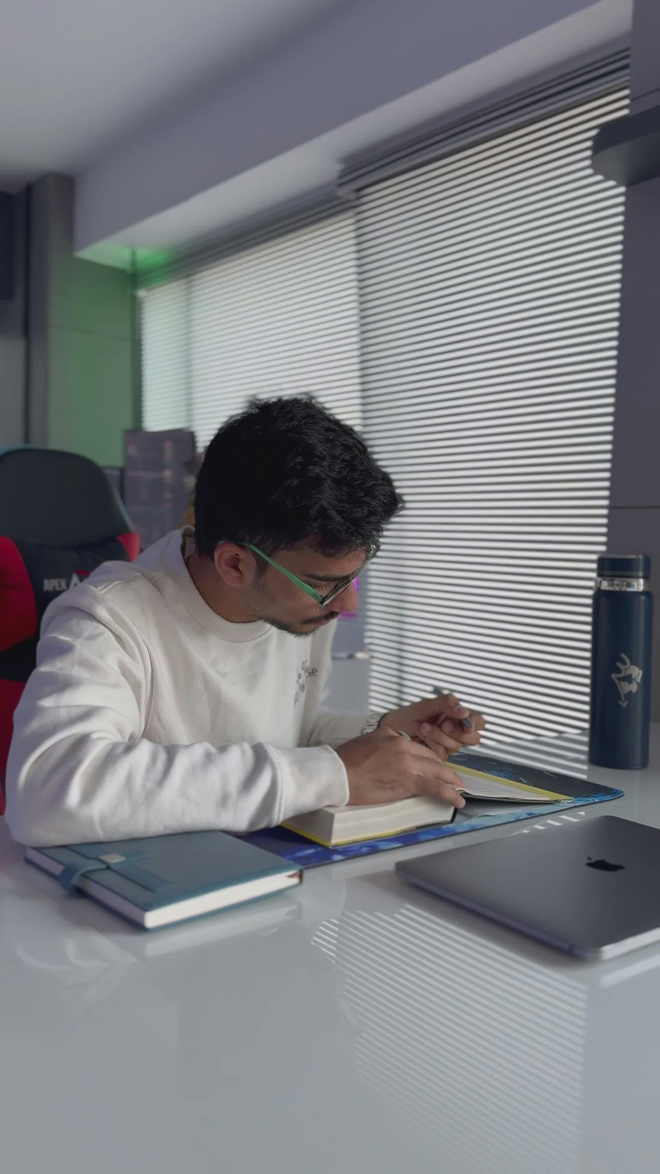 Hombre Concentrado Estudiando En Un Escritorio Moderno · Vídeo de stock ...