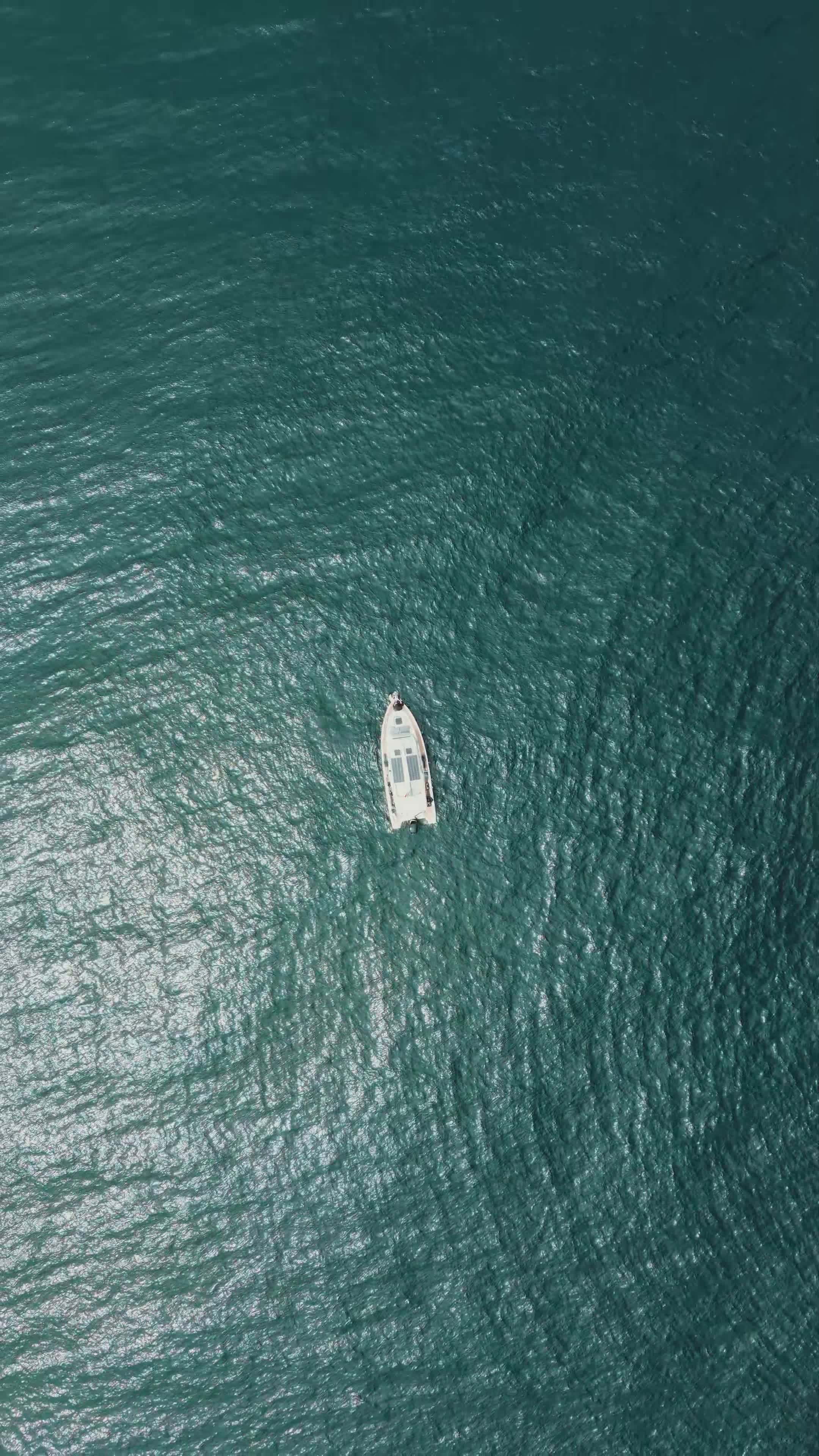 Vista Aérea De Um Barco Em Mar Aberto · Vídeo profissional gratuito