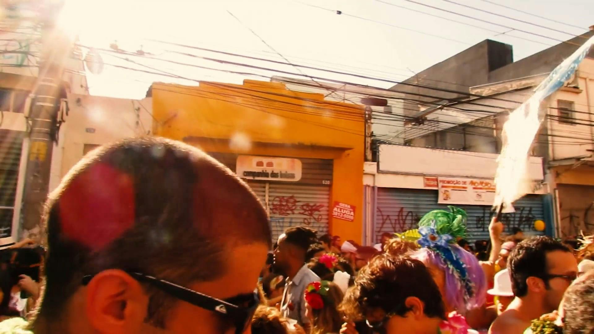 Uma Multidão De Pessoas Dançando E Cantando Em Uma Festa De Rua · Vídeo ...