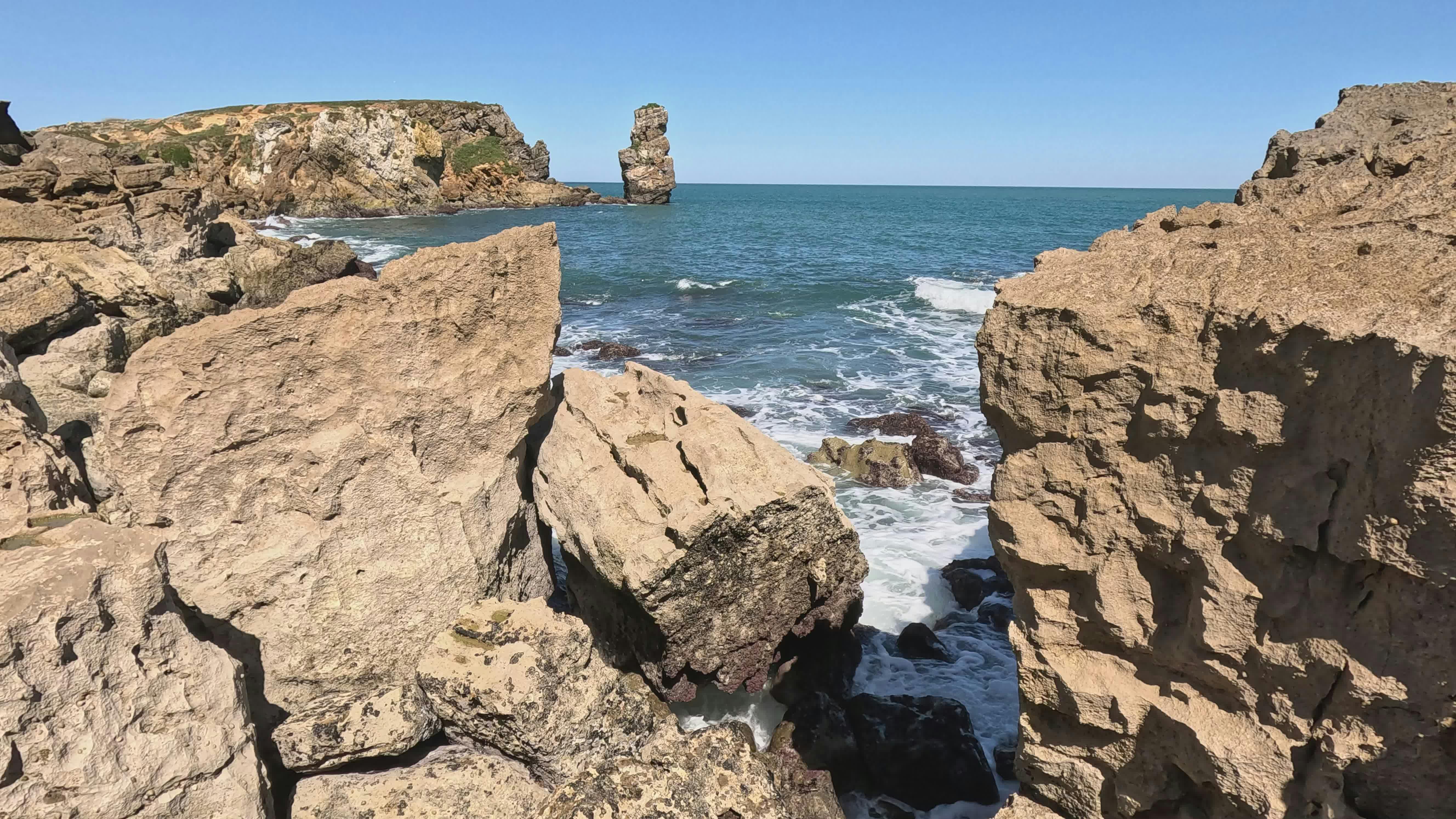 Vista Panorámica Del Océano Con Costa Rocosa · Vídeo de stock gratuito