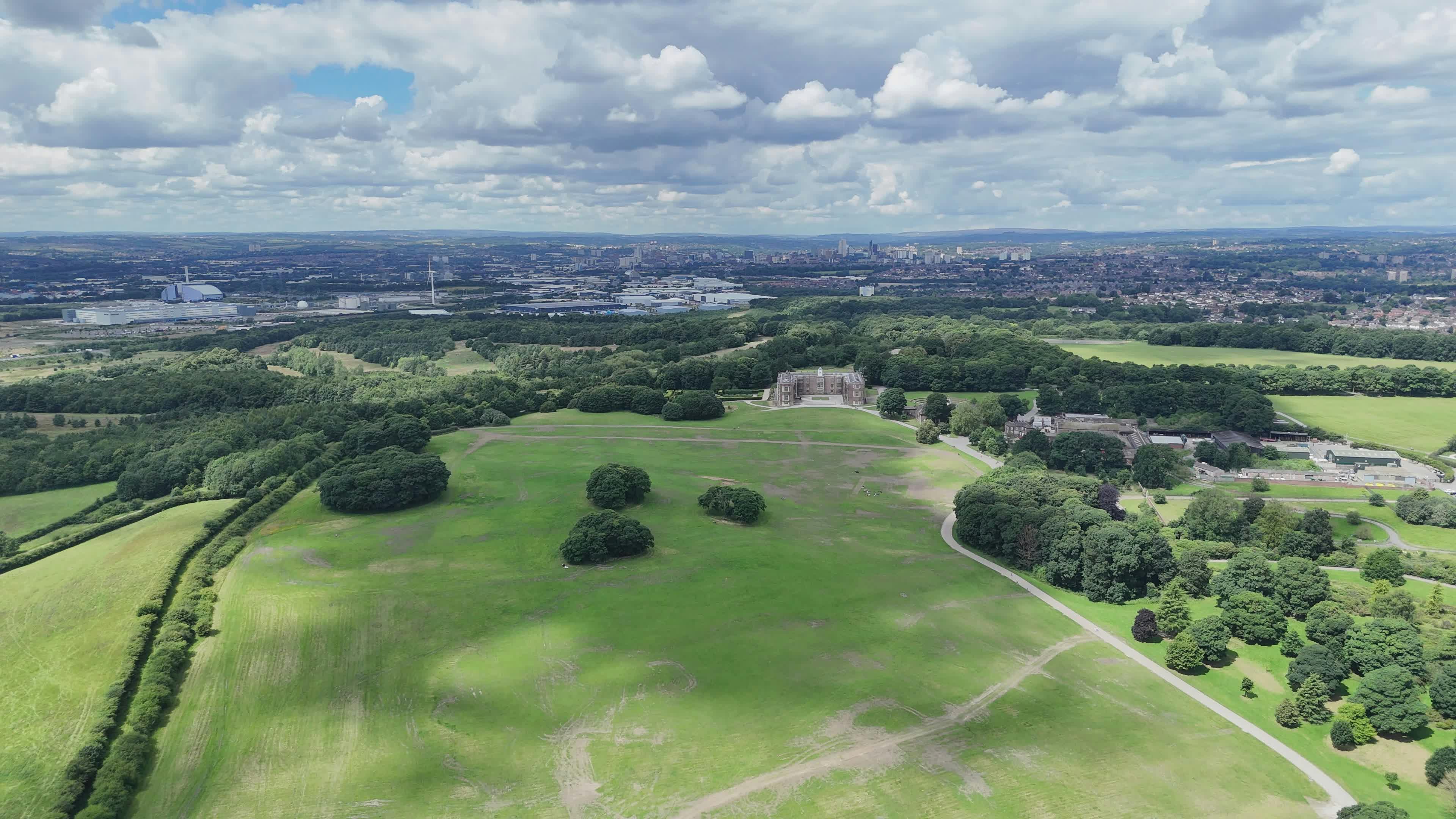 Vista Aérea Del Castillo De Hilbrow Entre Exuberante Vegetación · Vídeo ...
