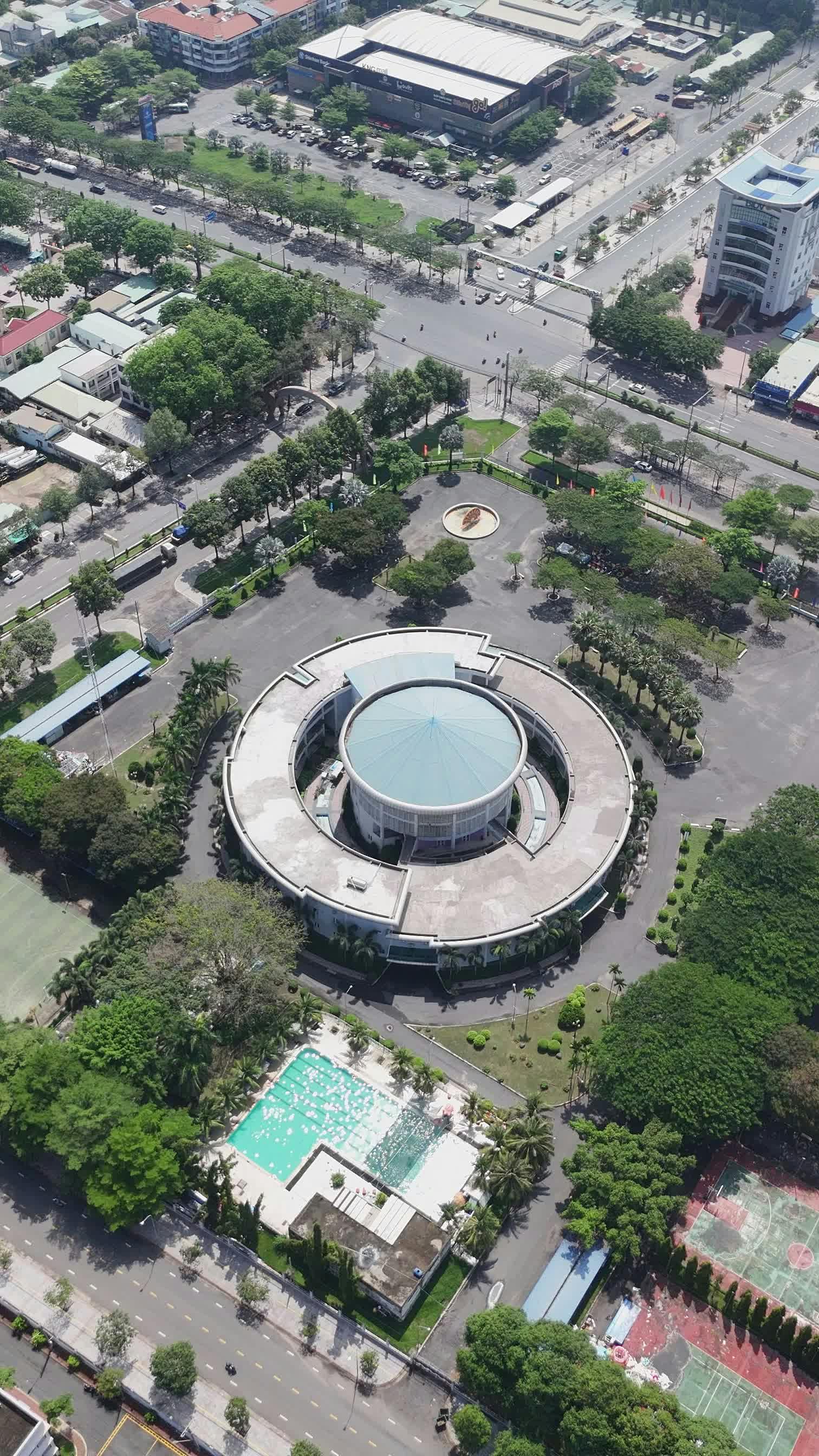 Vista Aérea De Un Hito Urbano Con Estructura Circular · Vídeo de stock ...