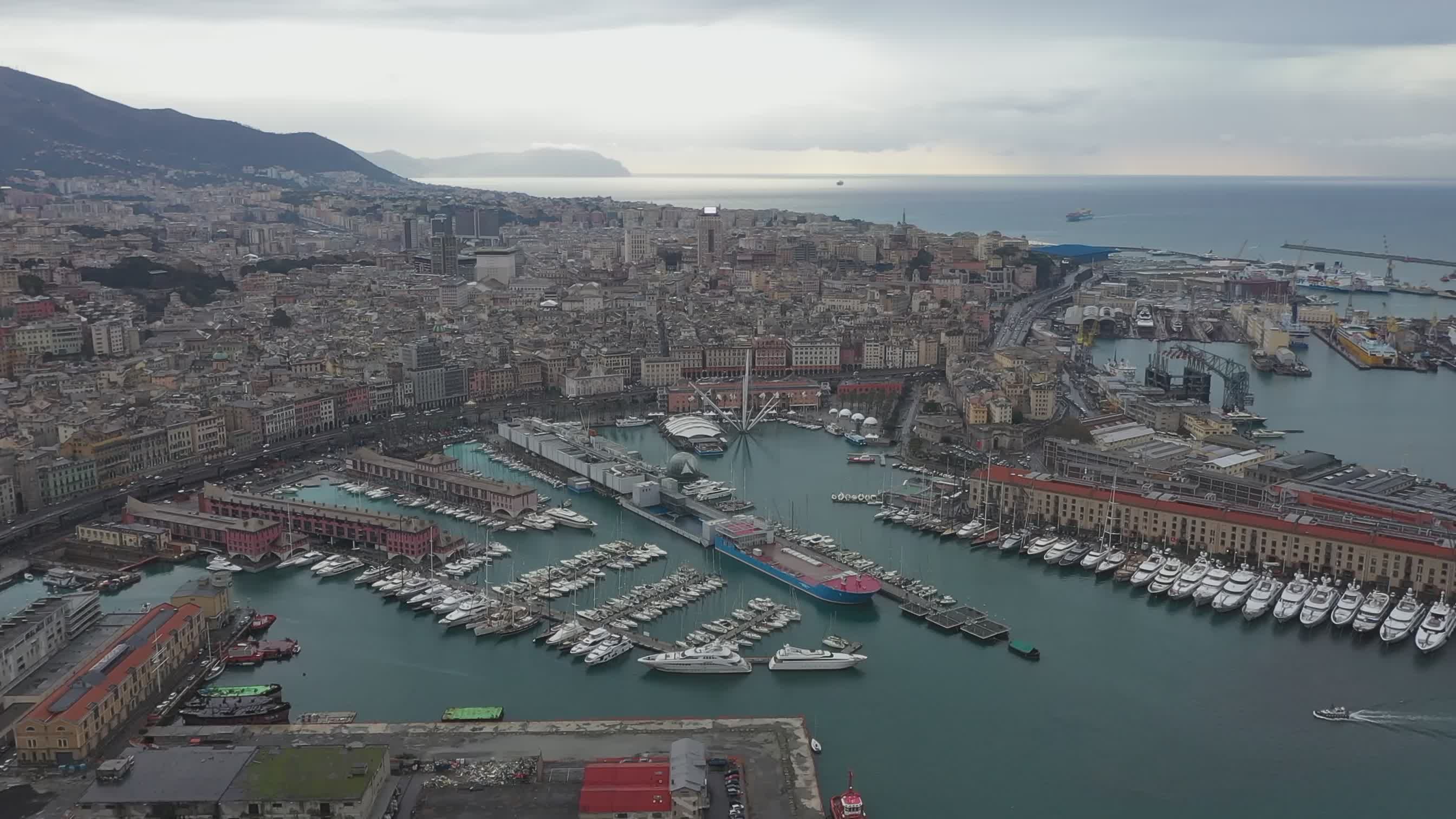 Vista Aérea Del Puerto De Génova En Italia · Vídeo de stock gratuito