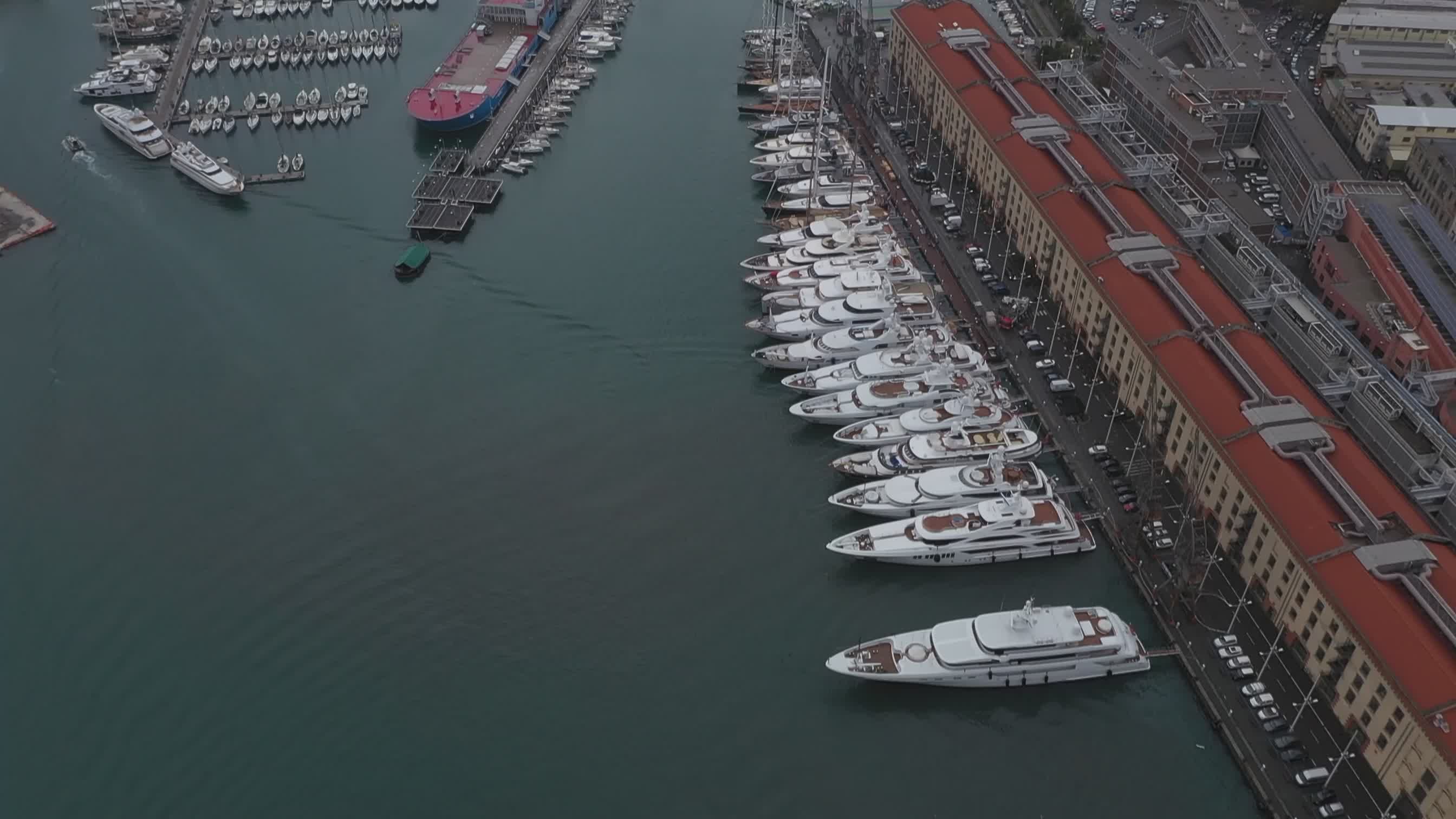 Vista Aérea Del Puerto Histórico De Génova · Vídeo de stock gratuito