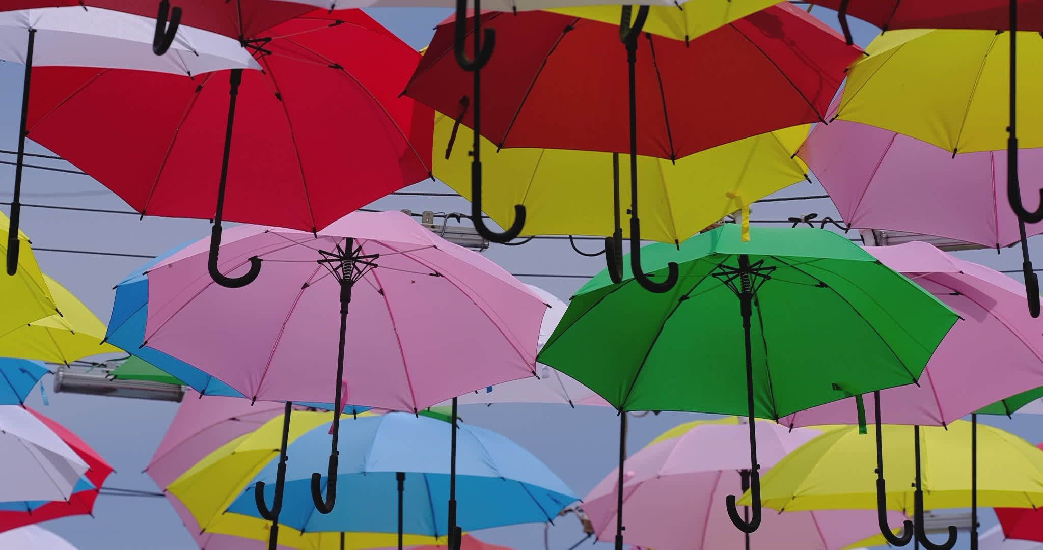 Paraguas De Colores En La Calle · Vídeo de stock gratuito