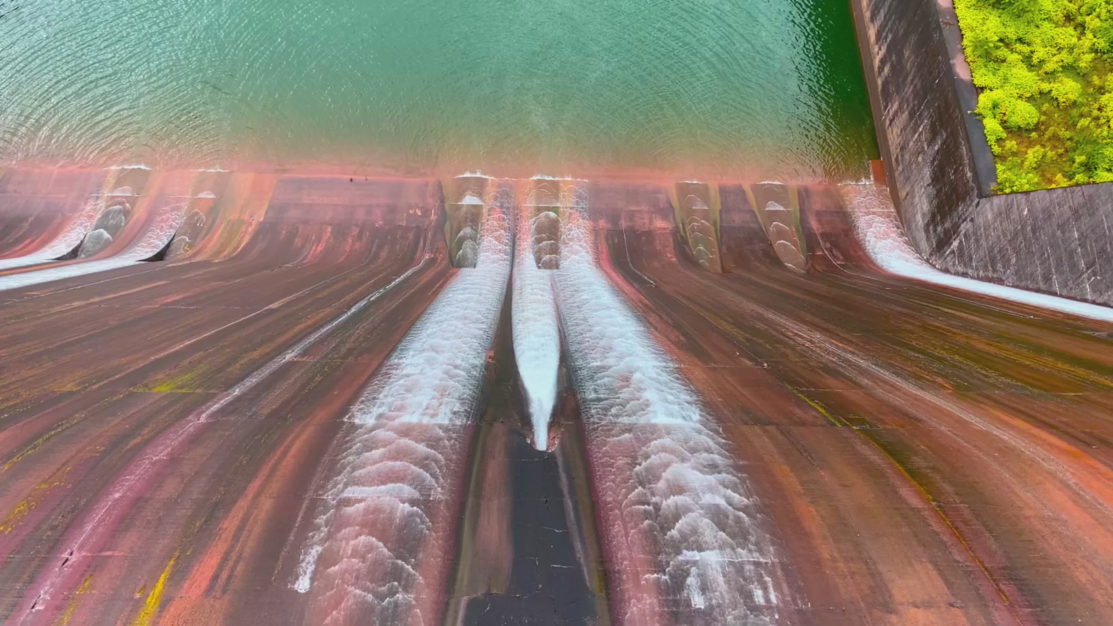 Vista Aérea Del Flujo De Agua De La Presa Norris · Vídeo de stock gratuito
