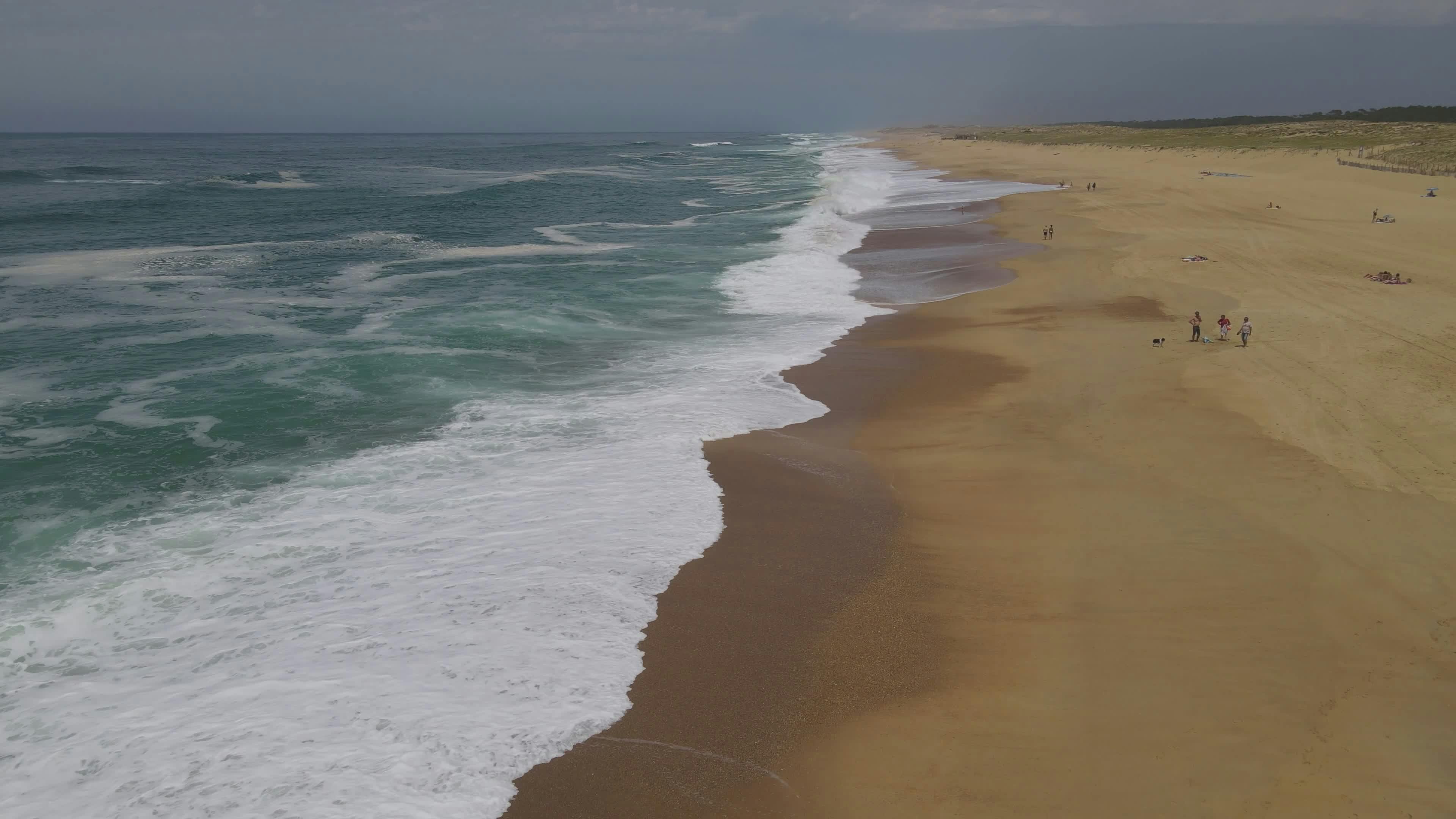 Vista Aérea Del Paisaje Costero De La Playa Francesa · Vídeo de stock ...