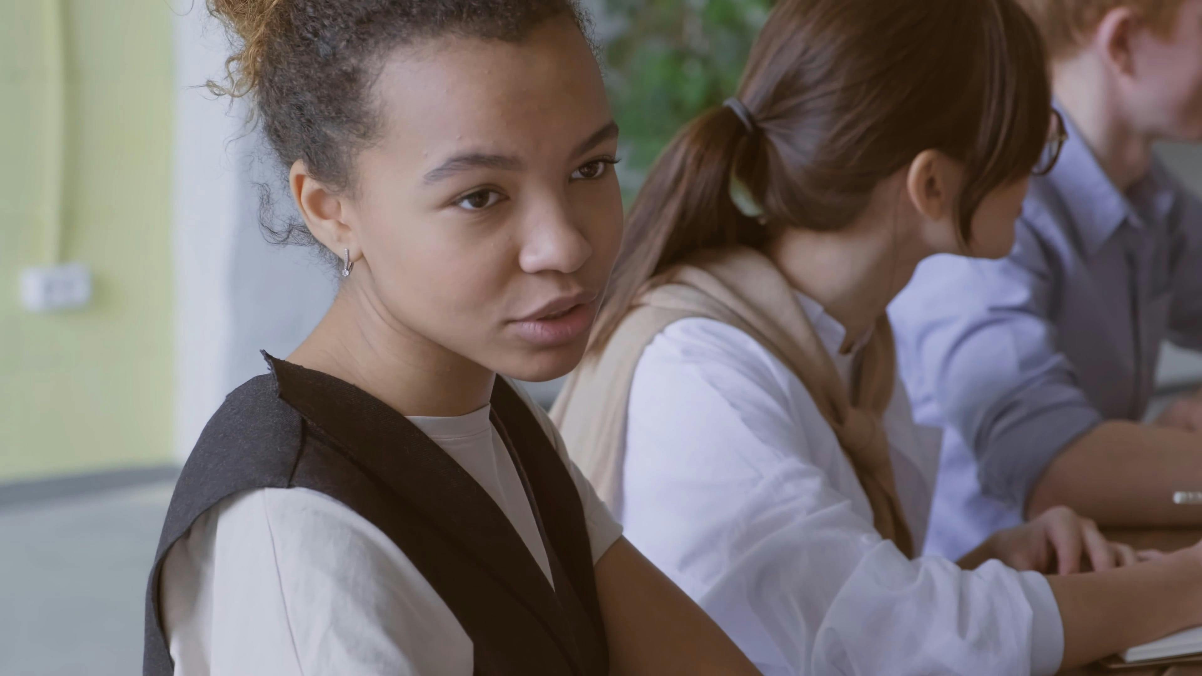 Eine Gruppe Von Menschen, Die Gemeinsam Ihre Hand Stapeln Und Winken ...
