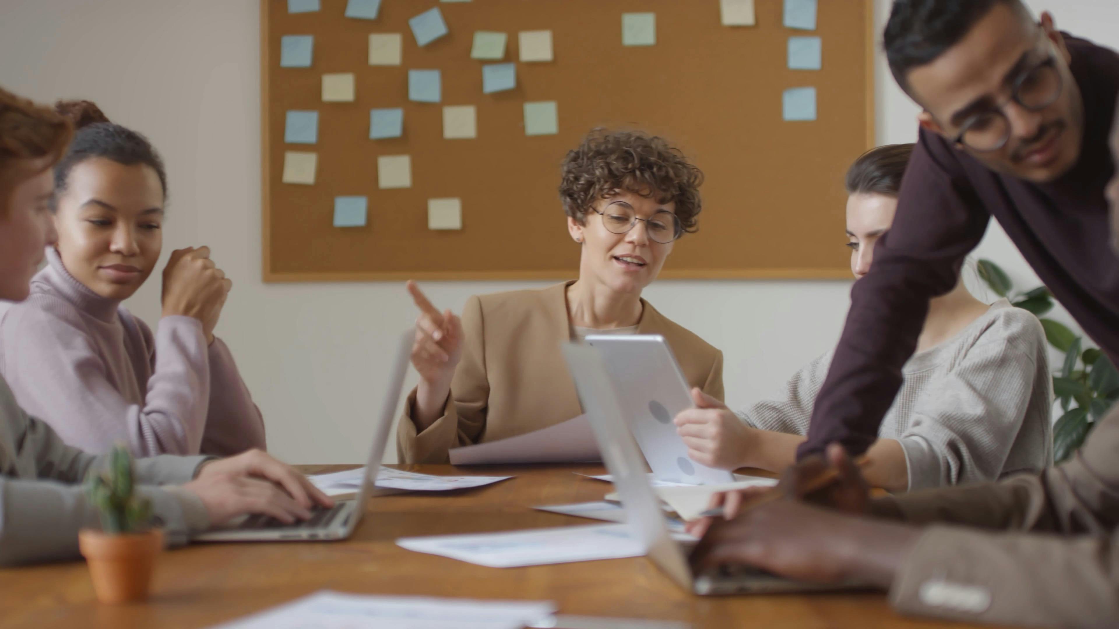 Grupo De Personas Compartiendo Ideas En El Trabajo · Vídeos de stock ...