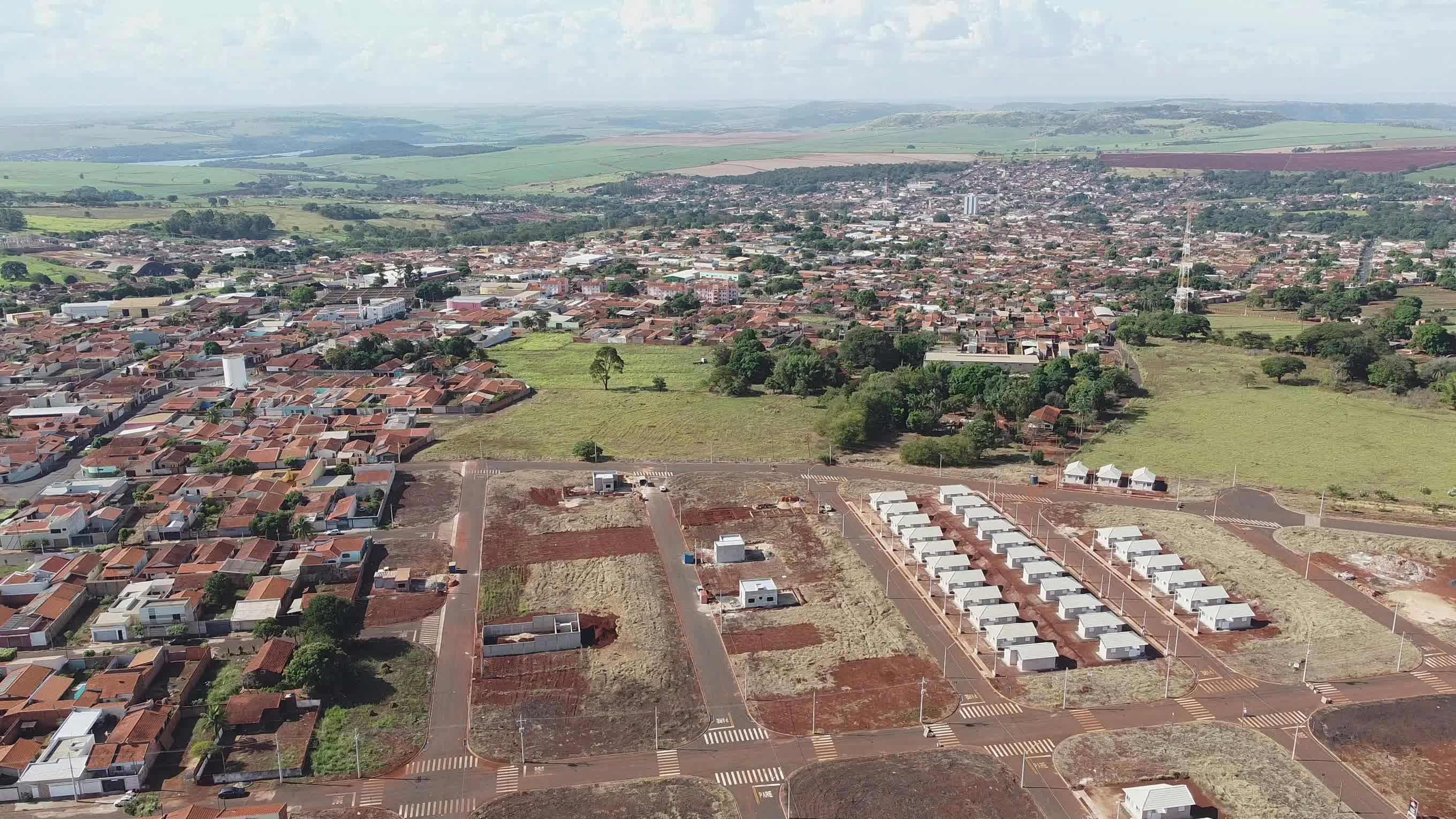 Vista Aérea De Una Ciudad Rural Y Tierras De Cultivo En Brasil · Vídeo ...