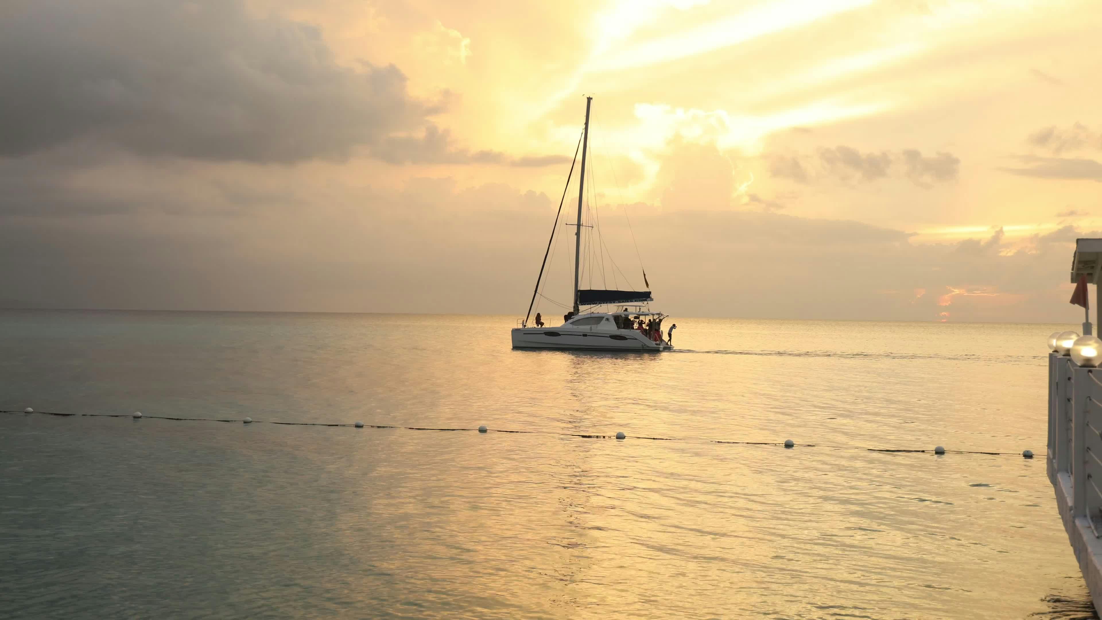 Katamaran Segeln Bei Sonnenuntergang Auf Ruhigem Meer · Kostenloses ...