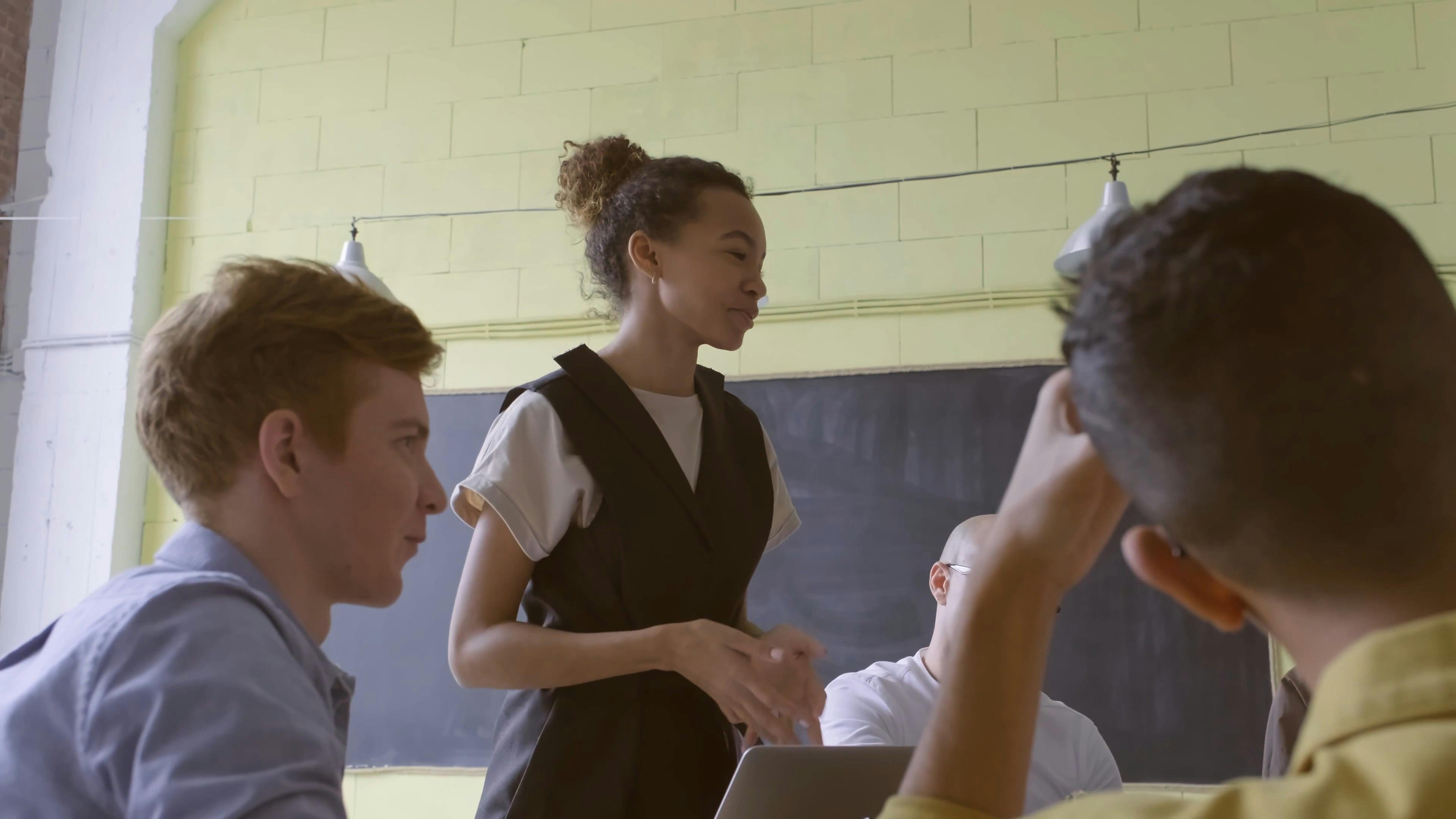 Eine Gruppe Von Menschen, Die Gemeinsam Ihre Hand Stapeln Und Winken ...