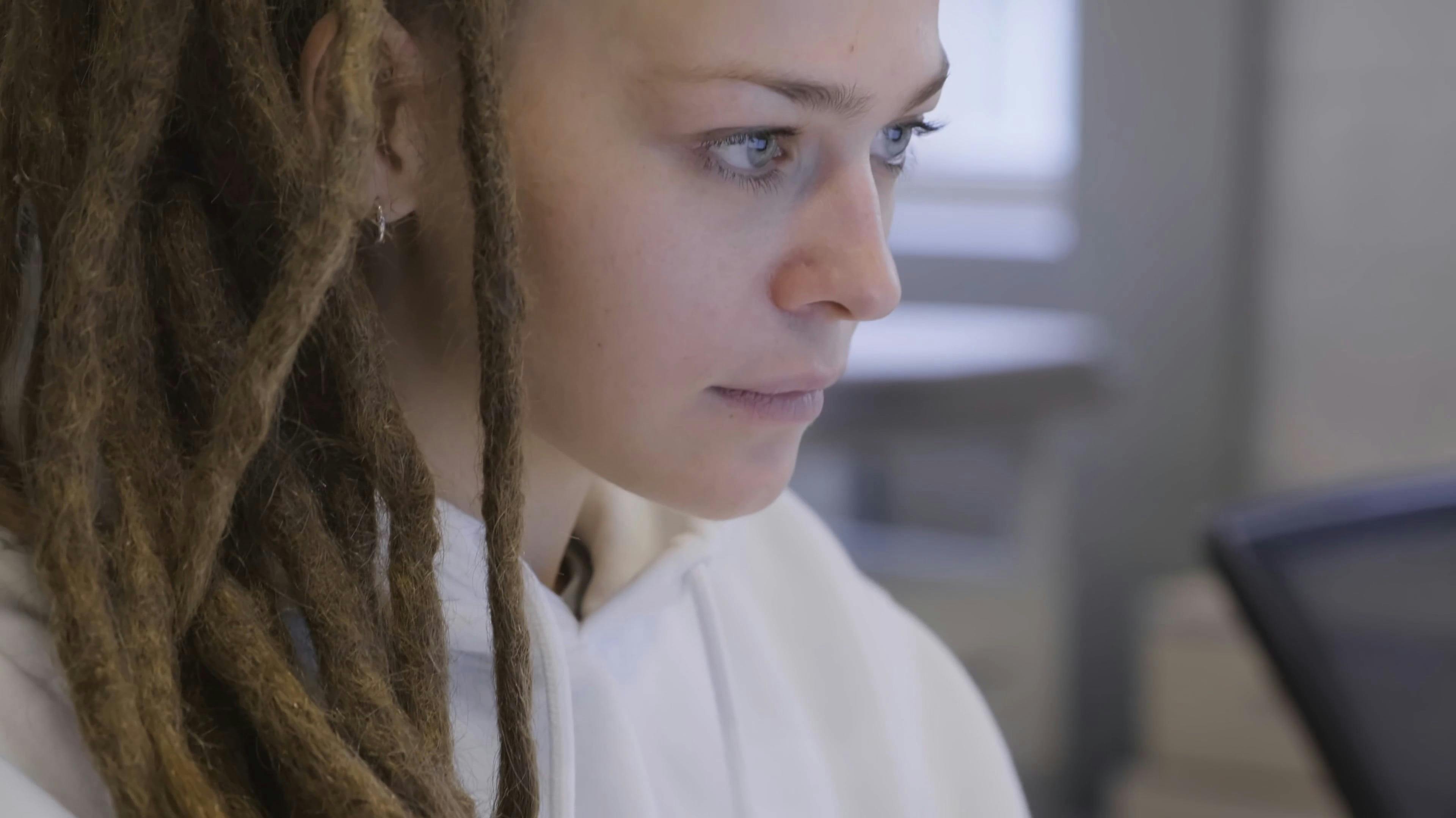 Lady Emailing Videos, Download The BEST Free 4k Stock Video Footage ...