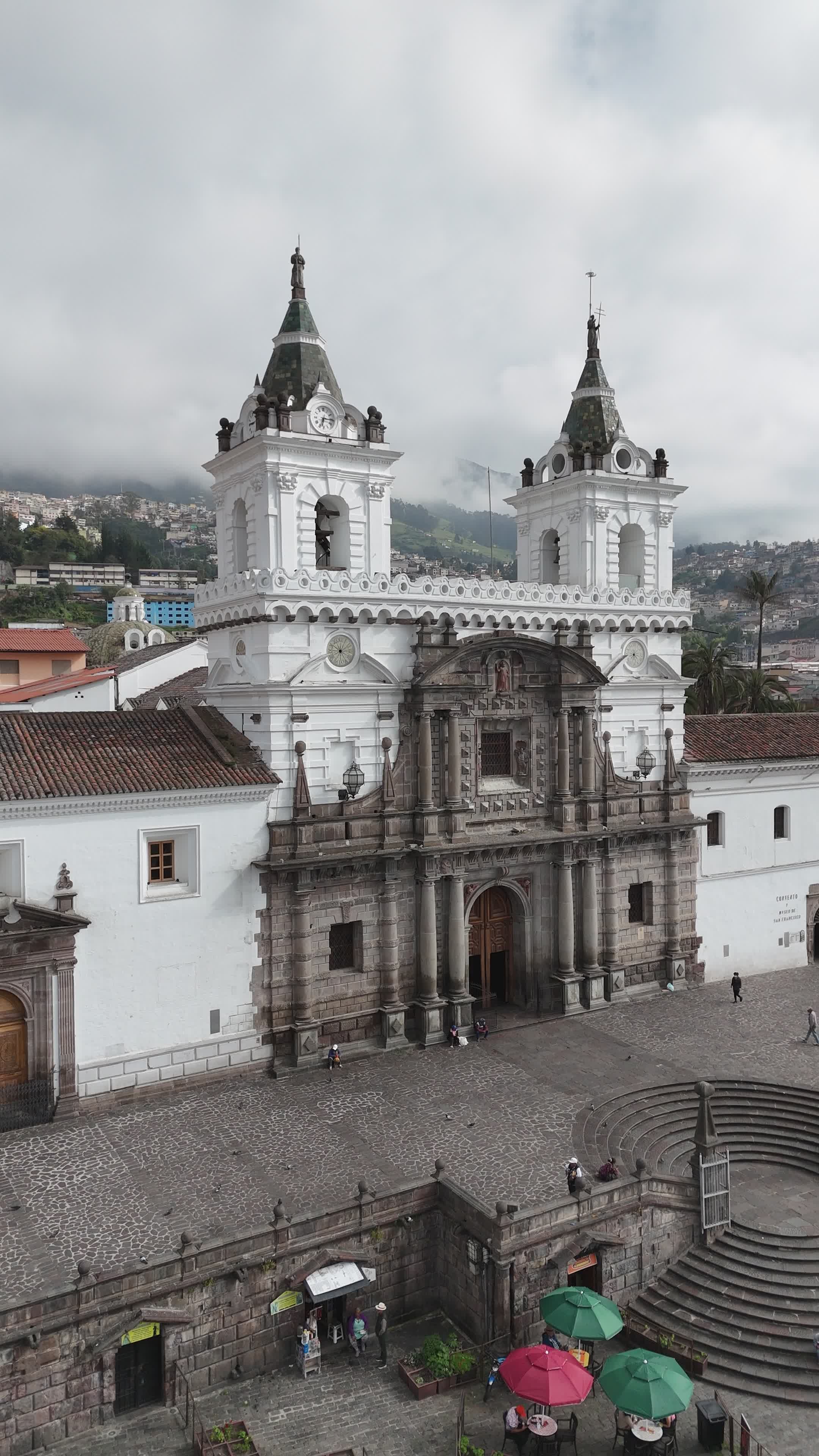 Vista Aérea De La Histórica Iglesia De San Francisco En Quito · Vídeo ...