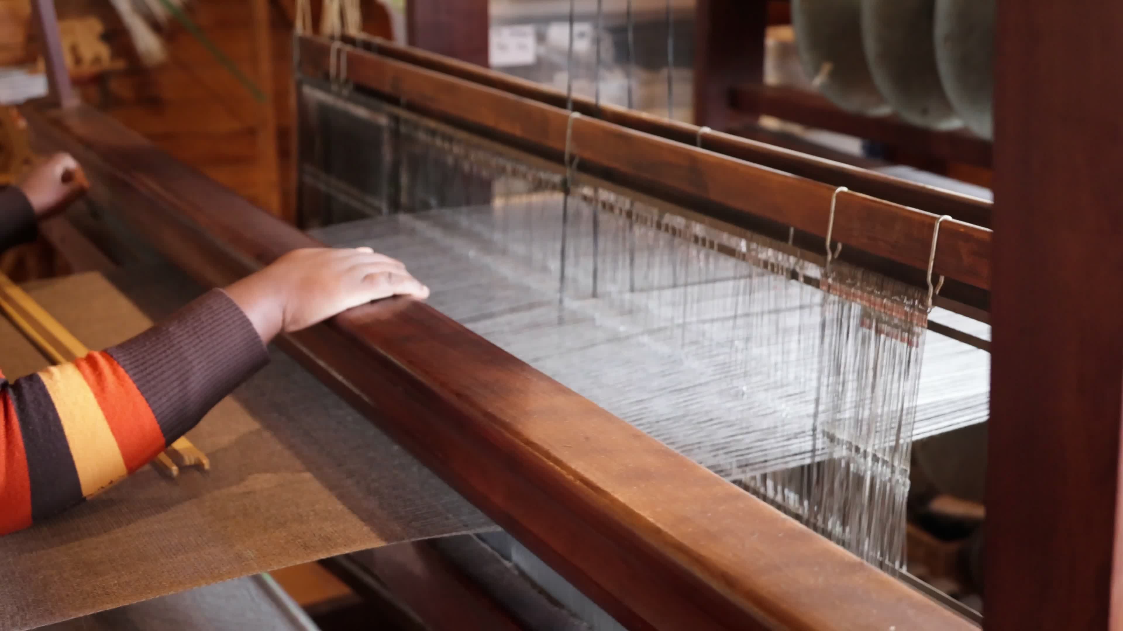 Tejido Artesanal En Telar Tradicional · Vídeo de stock gratuito