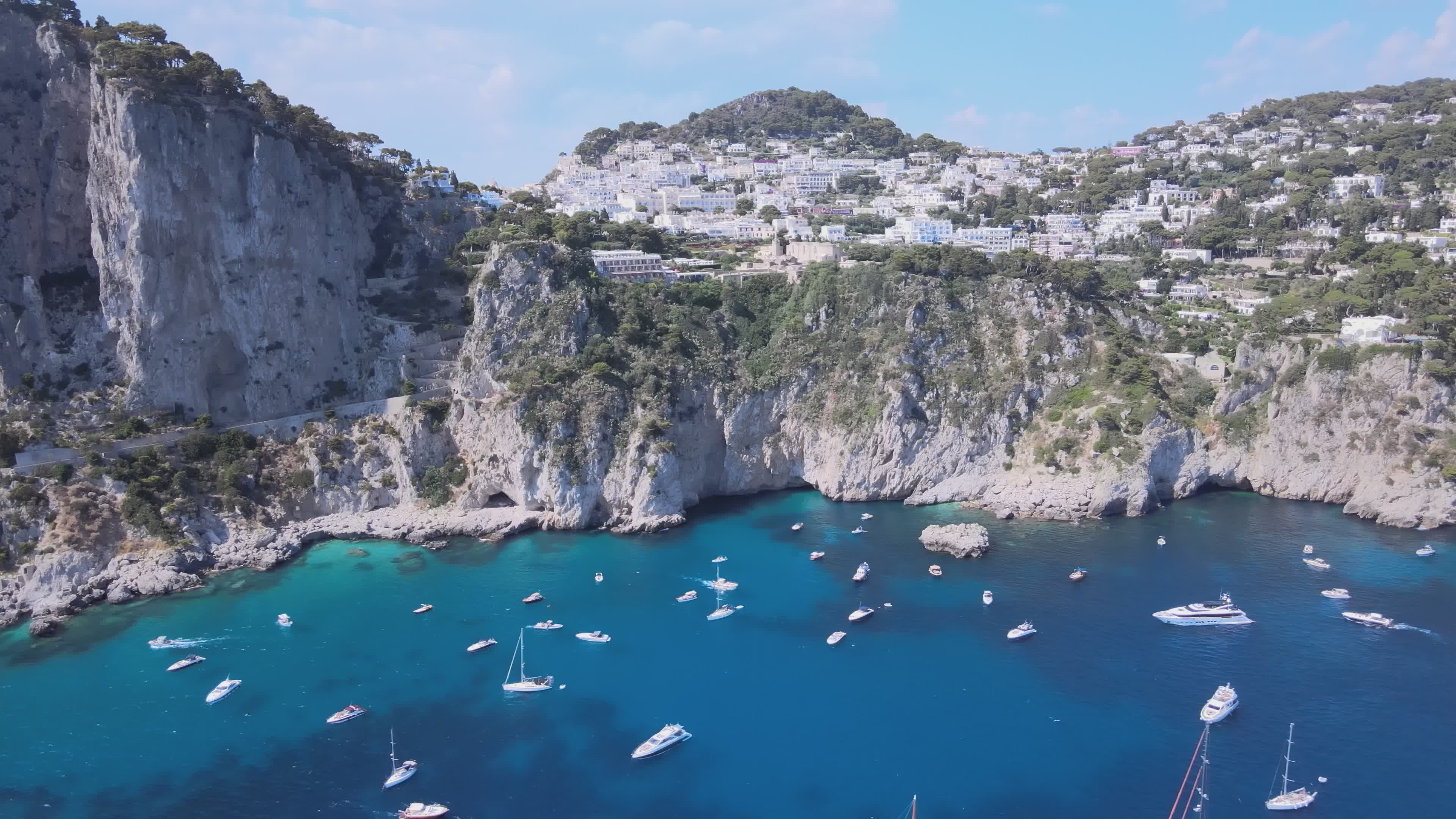 Vista Aérea De La Impresionante Costa De Capri, Italia · Vídeo de stock ...